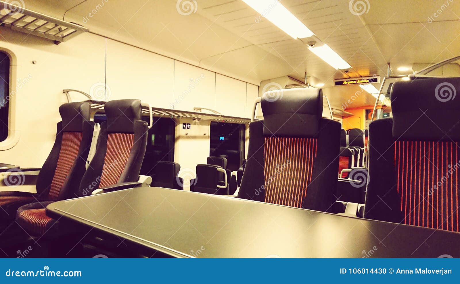 Interior do trem moderno foto de stock. Imagem de trem - 106014430