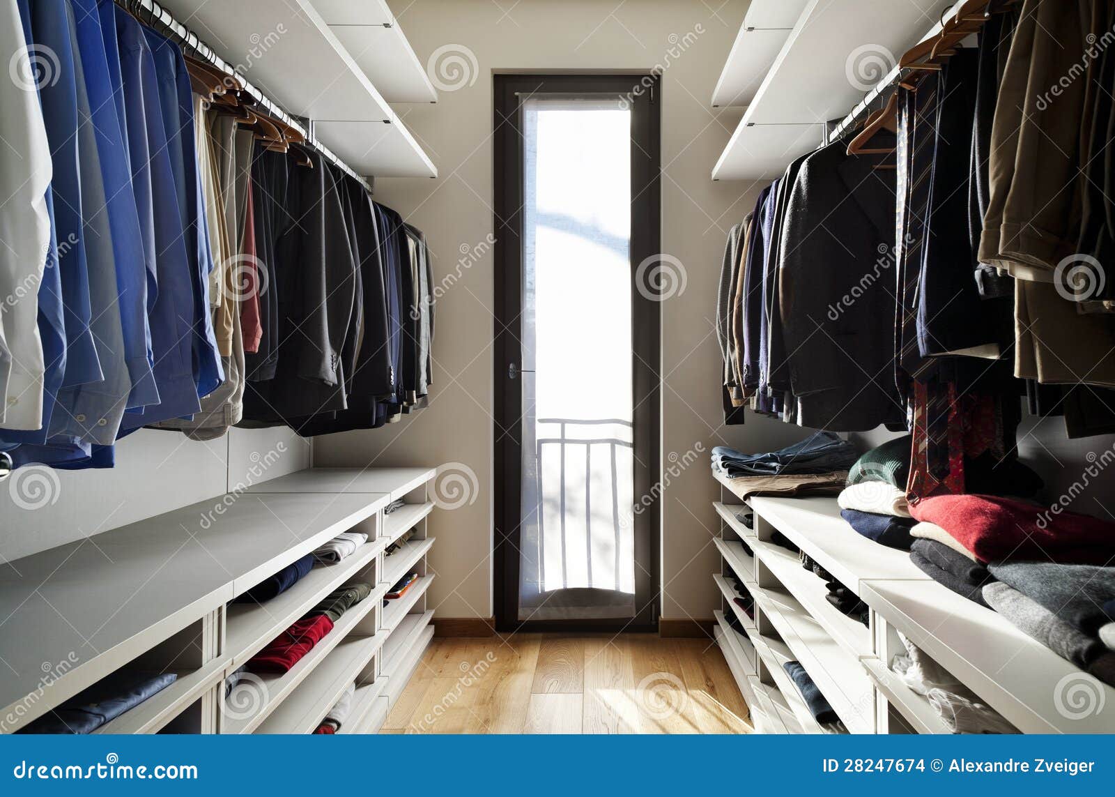 Interior, guardarropa foto de archivo. Imagen de moderno - 28247674