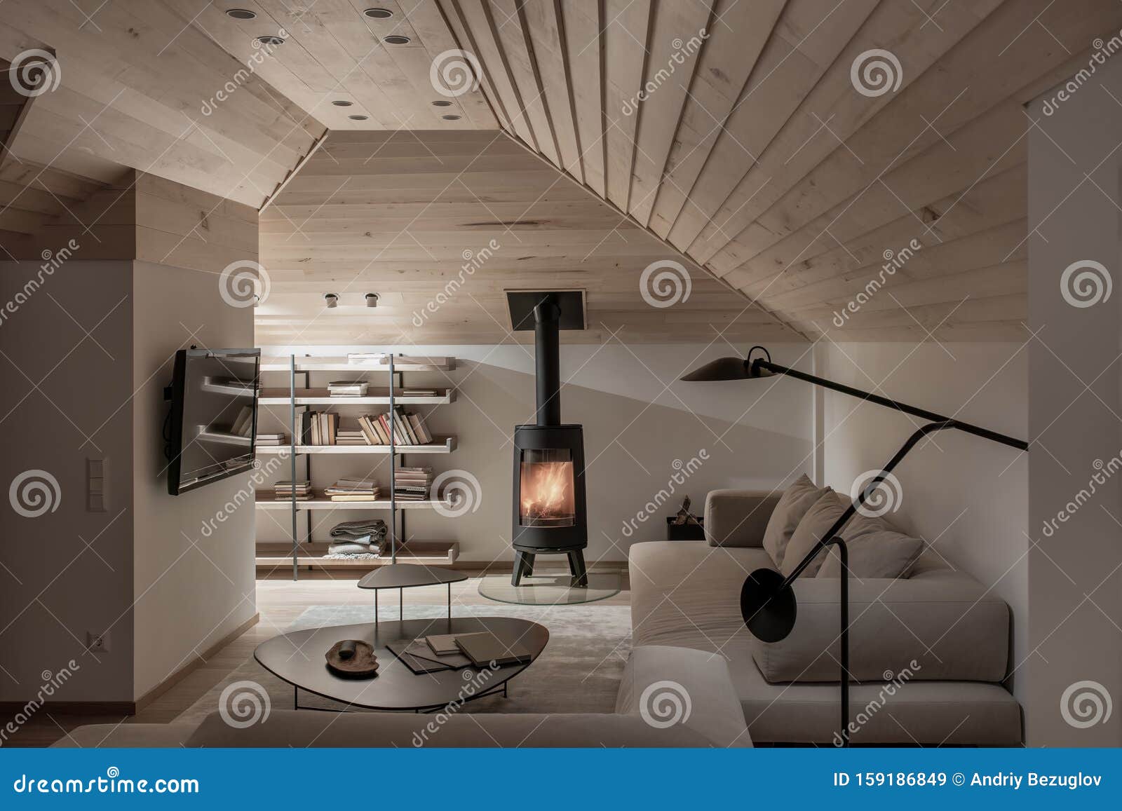 Interior Iluminado Con Techo De Madera Inclinado Imagen de archivo ...