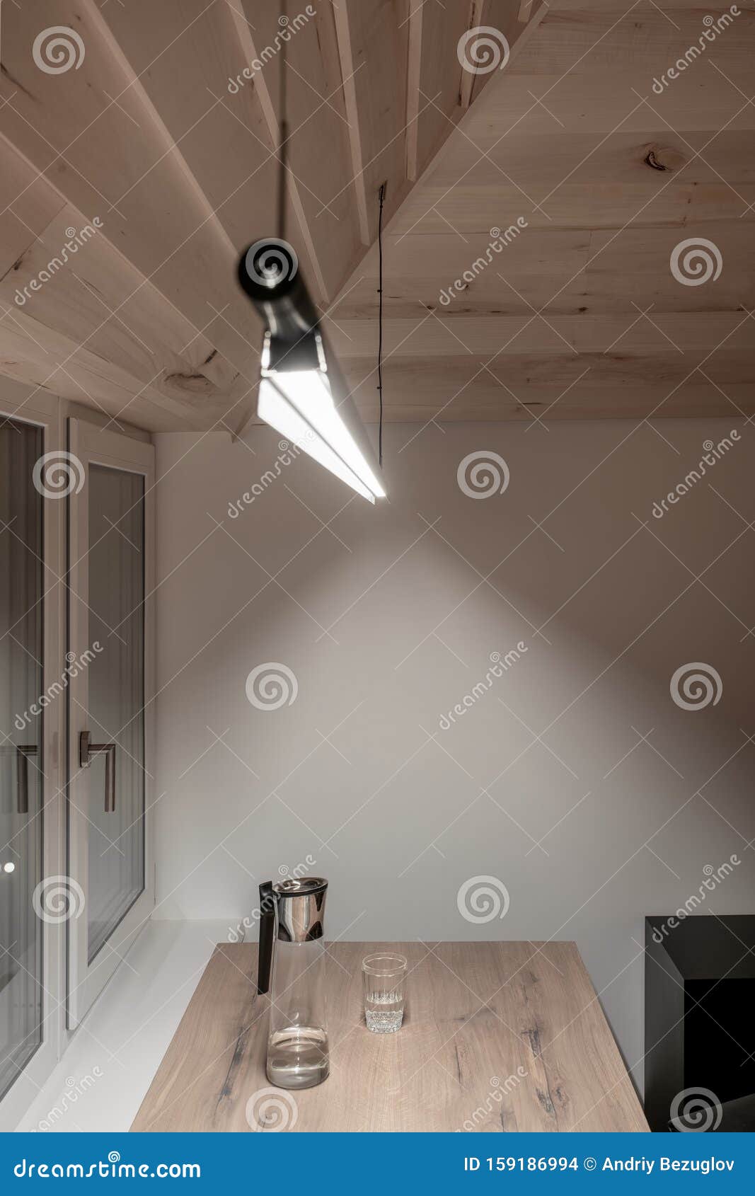 Interior Iluminado Con Techo De Madera Inclinado Foto de archivo ...