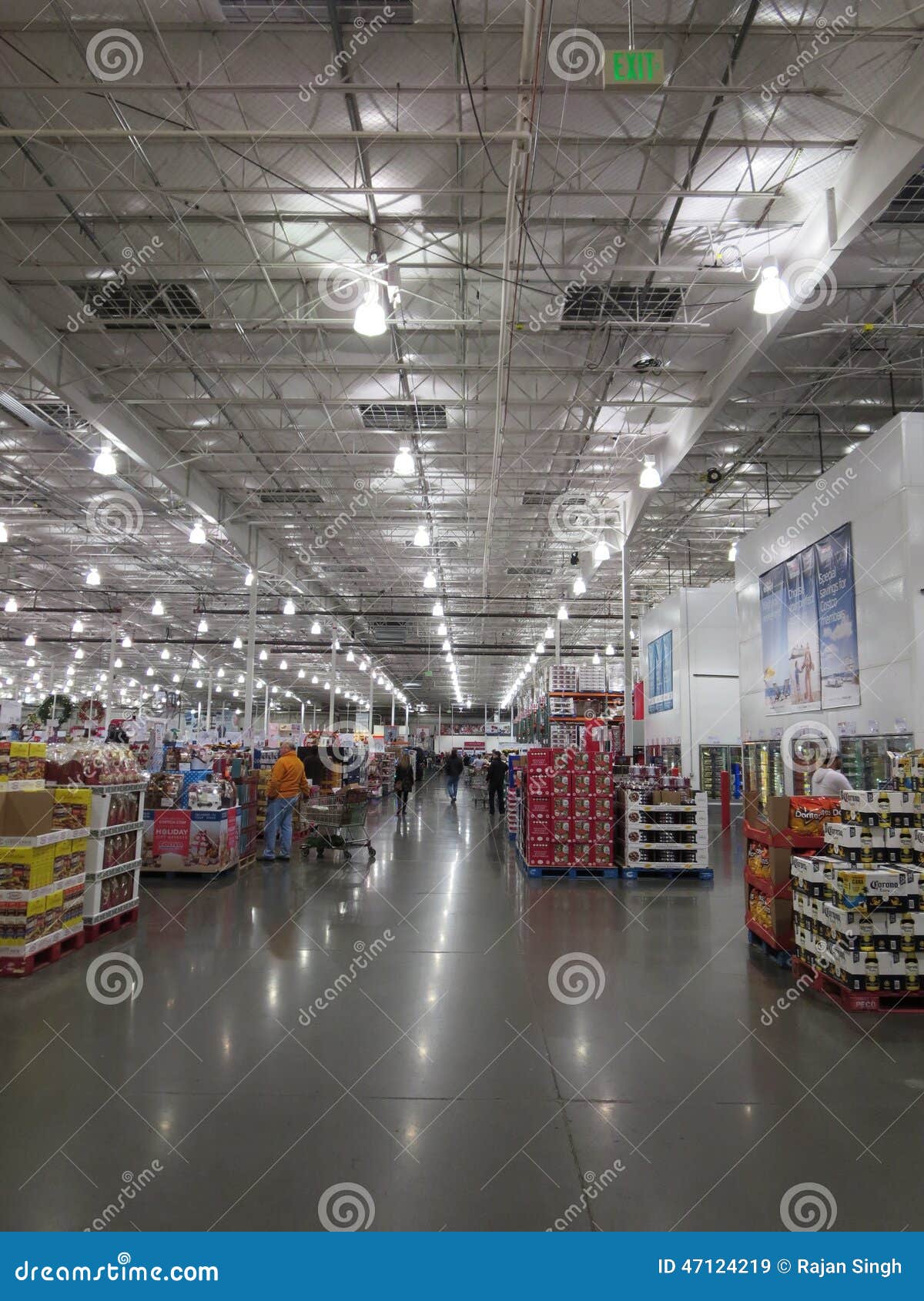 Interior Iluminado De Un Supermercado Imagen de archivo editorial ...