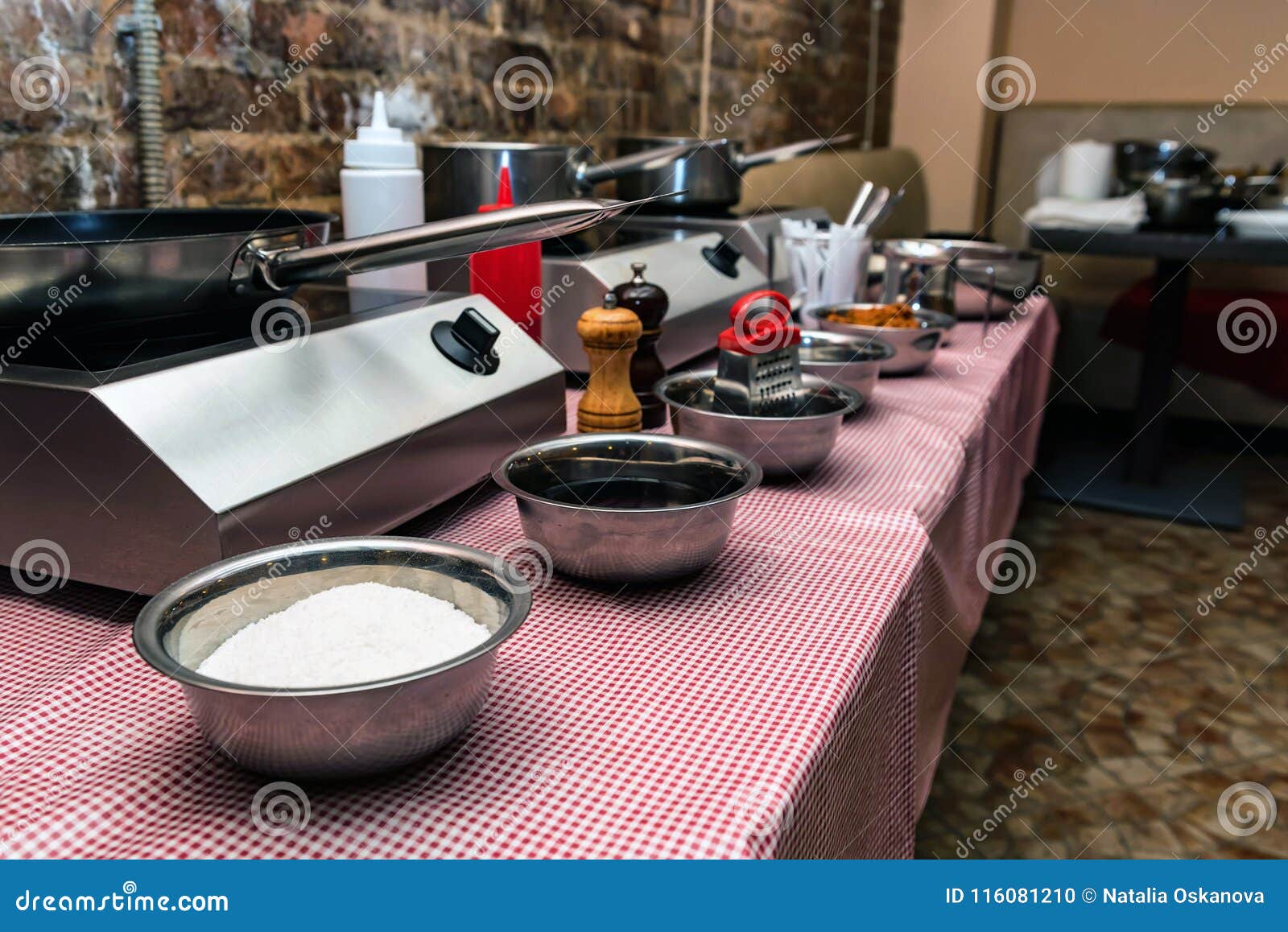 Kitchen Cooking Smoke Stock Photos - 6,039 Images