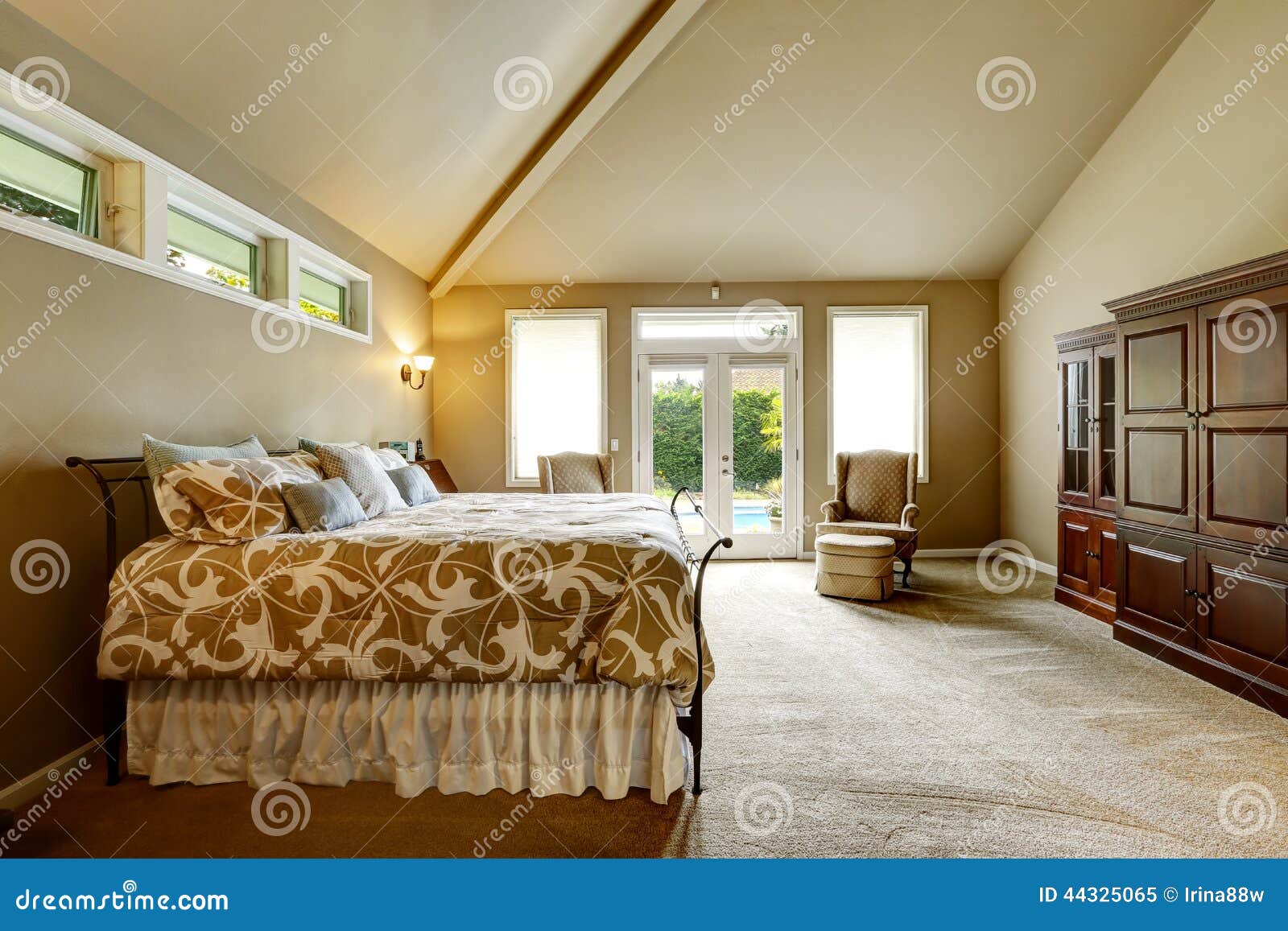 Interior Luxuoso Da Casa Quarto Com Teto Arcado Alto E Wal Imagem de Stock - Imagem de real ...