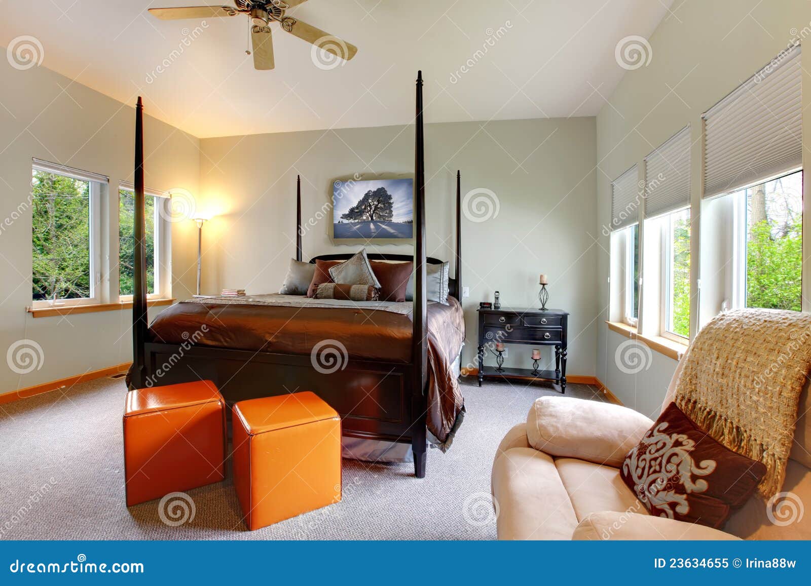 Interior Moderno Brillante Grande Del Dormitorio. Imagen de archivo ...