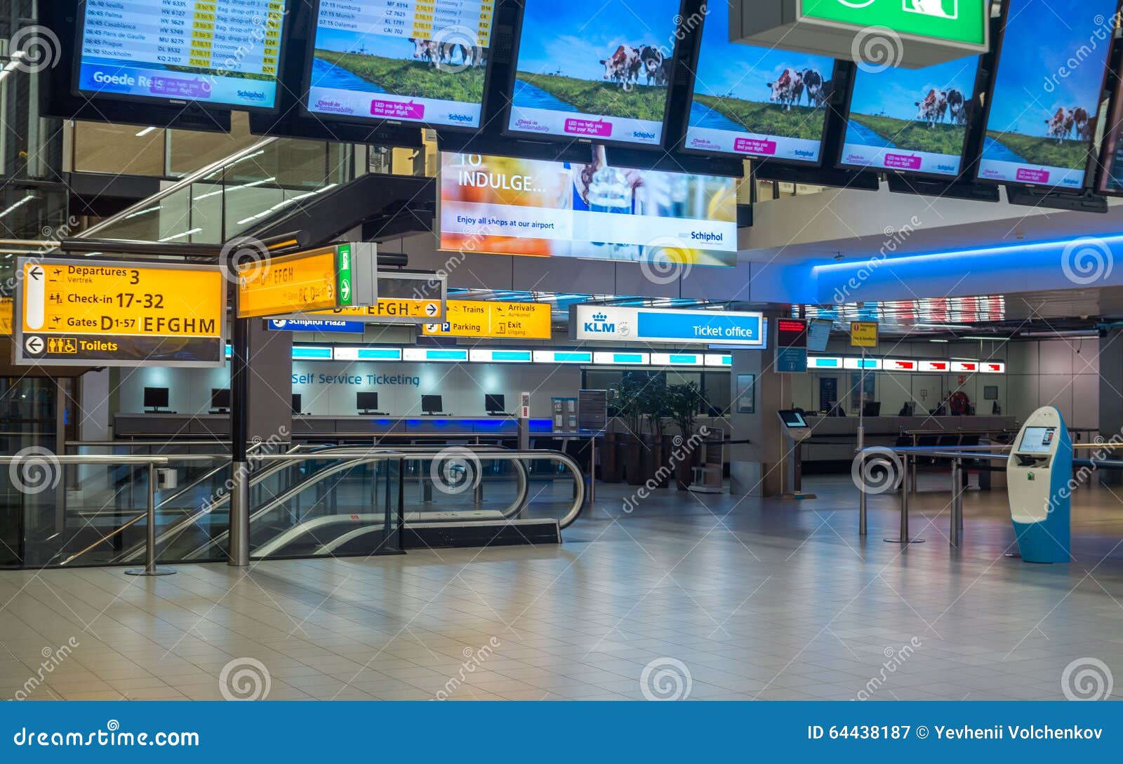 Interior Moderno Do Aeroporto Internacional Fotografia Editorial ...