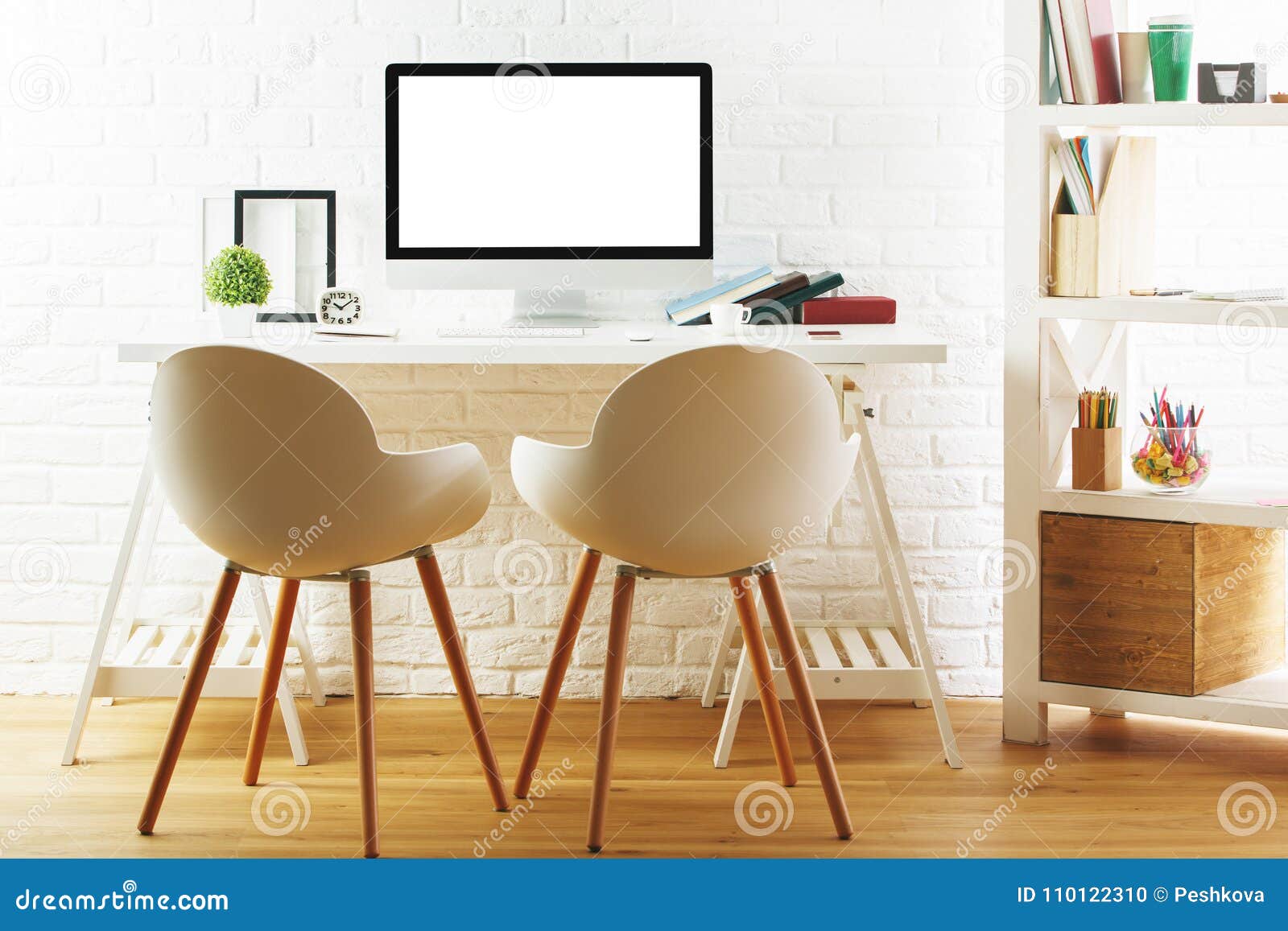 Interior Novo Com O Computador Branco Vazio Foto de Stock - Imagem de ...