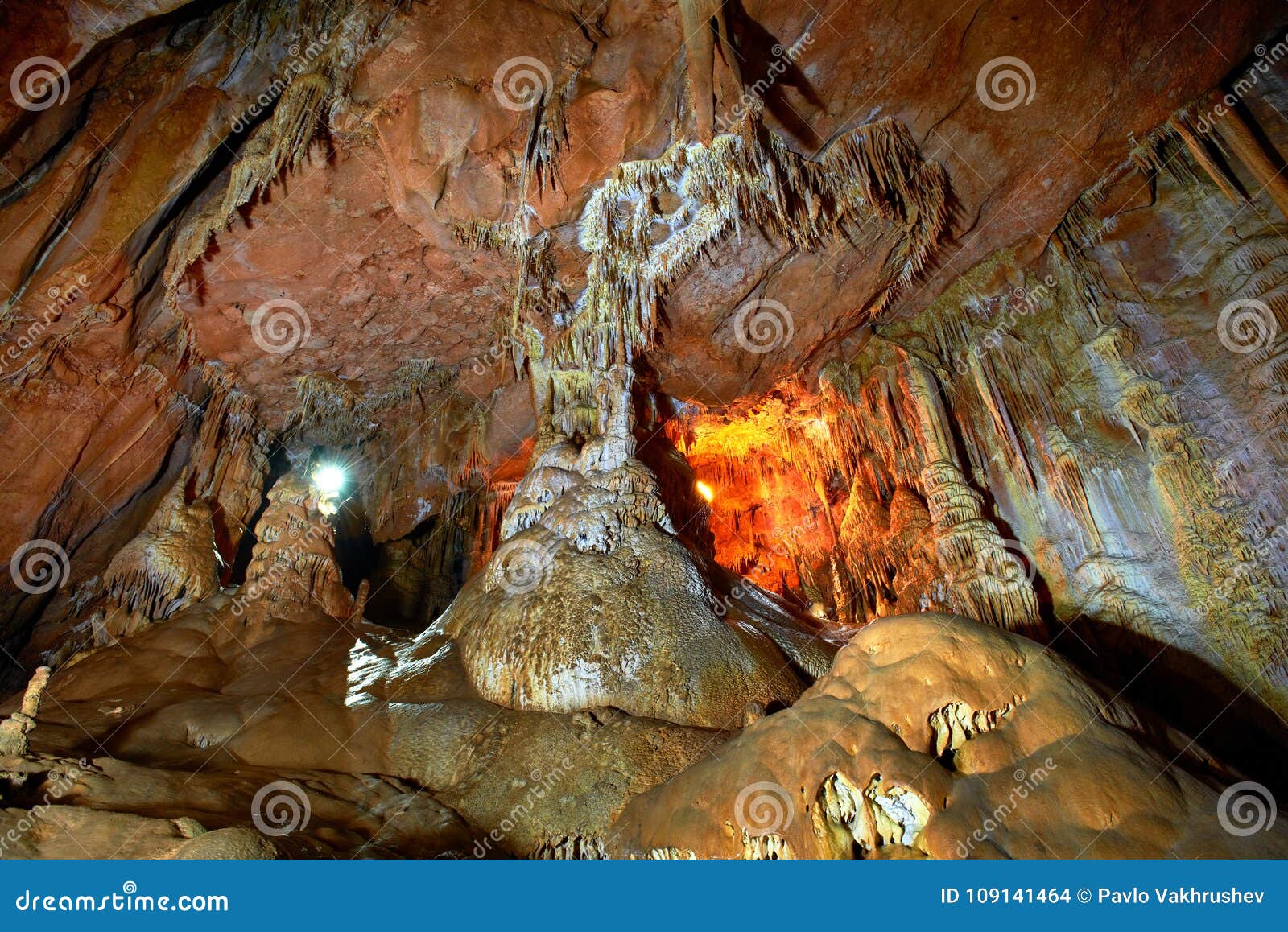 Interior Oscuro De La Cueva Foto de archivo - Imagen de antiguo ...