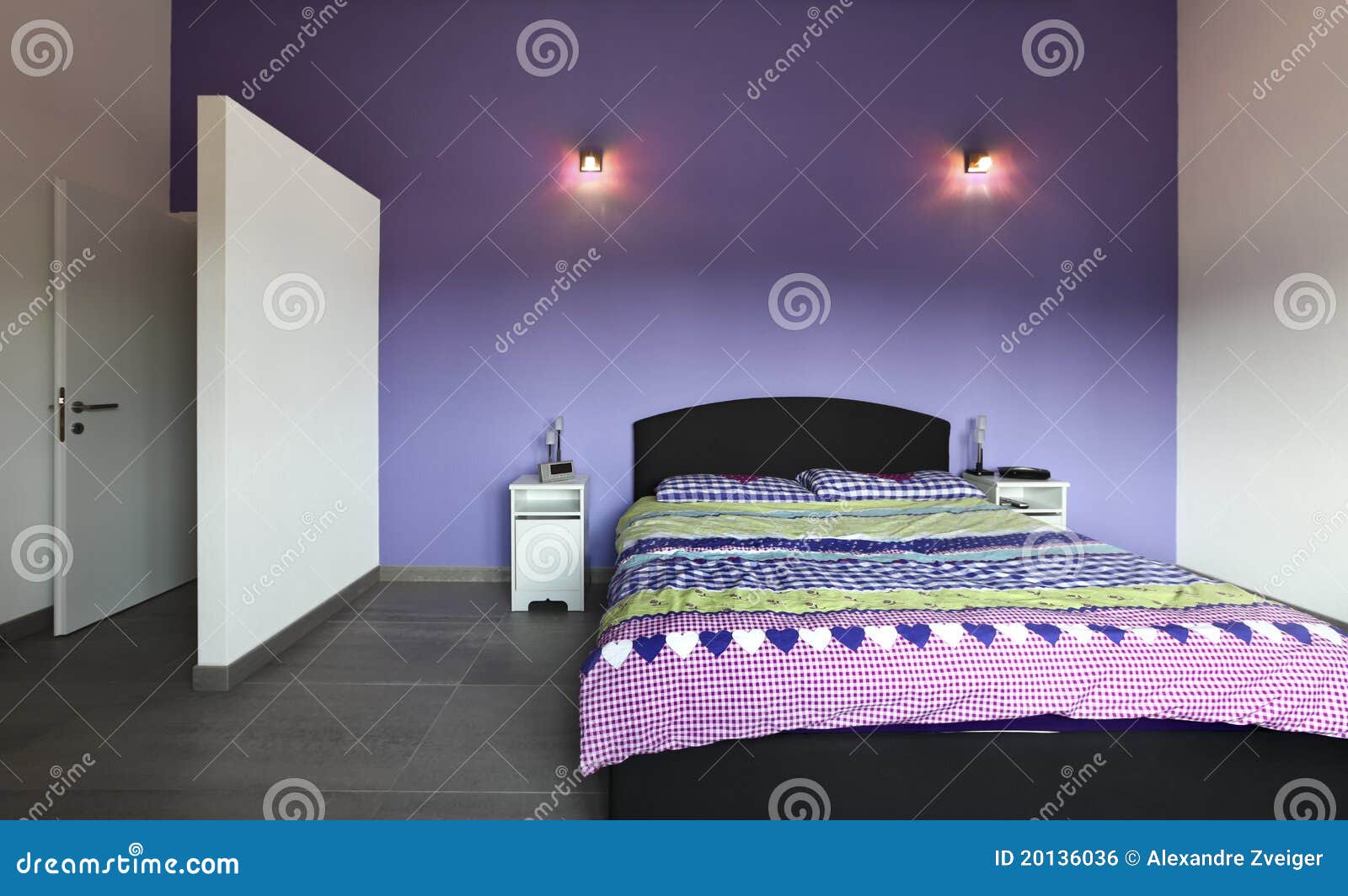 Interior, Quarto Com Parede Roxa Foto de Stock - Imagem de apartamento ...