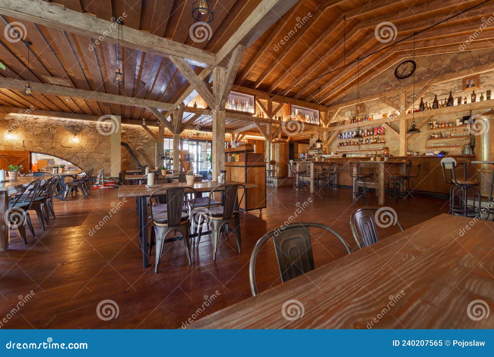 Interior Restaurante Y Bar Moderno Con Techo De Madera Imagen de ...