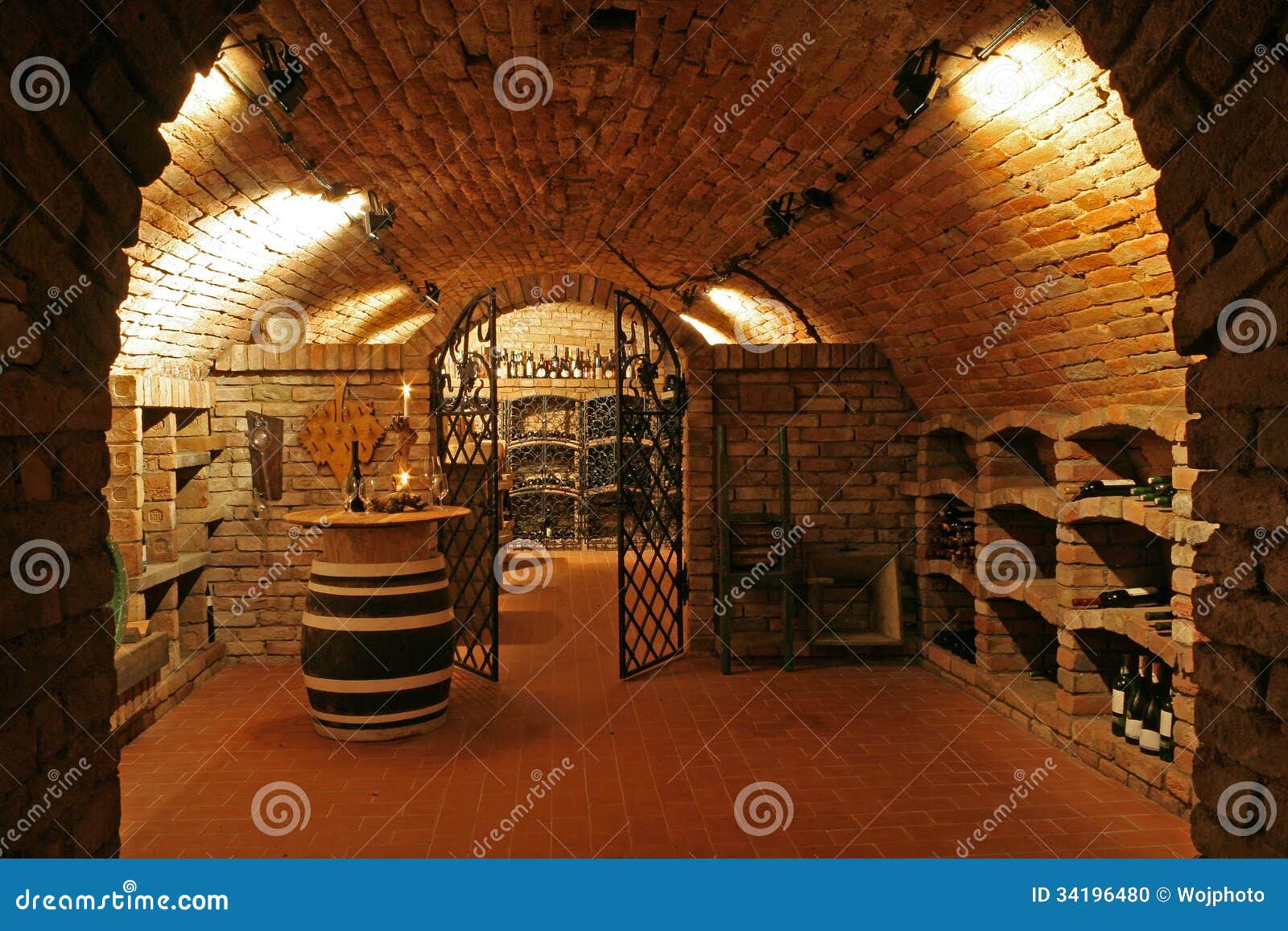 Interior Tradicional De La Bodega Foto de archivo - Imagen de vela ...