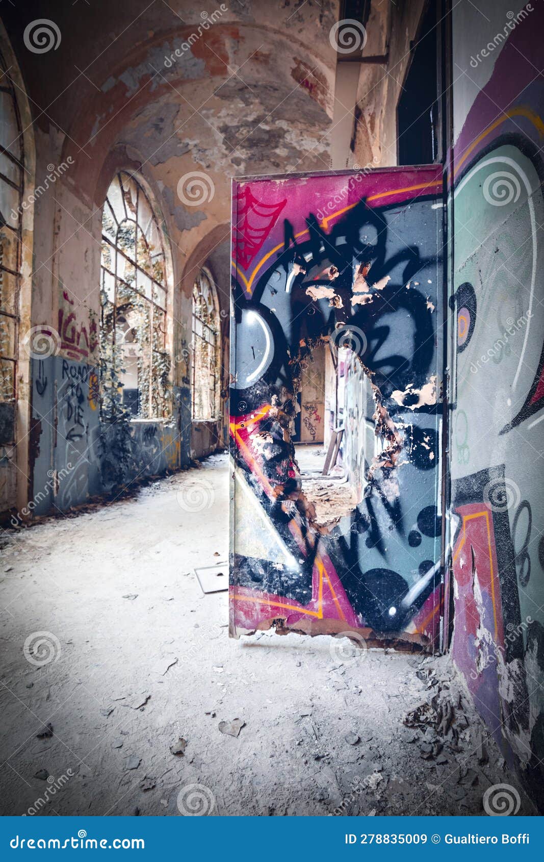 Interior Vandalizado De Un Edificio Abandonado Imagen de archivo ...