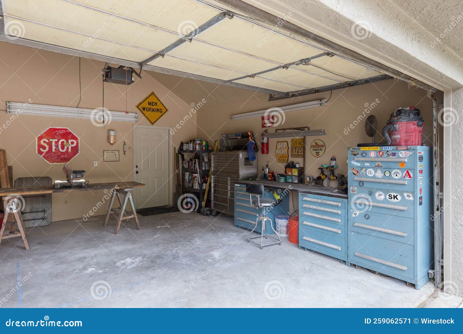 Interiores De Un Garaje Con Objetos Diversos Foto editorial - Imagen de ...