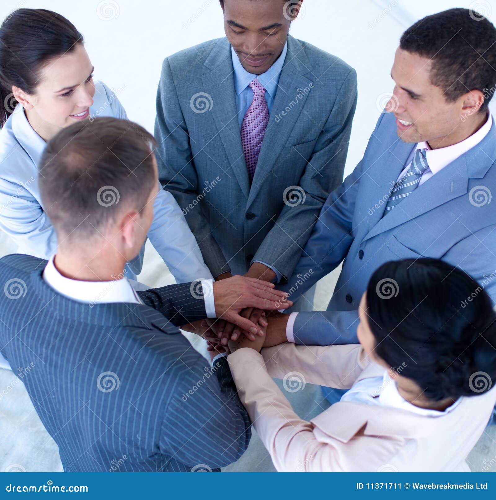 Internationaal Commercieel Team Met Handen Samen Stock Afbeelding ...