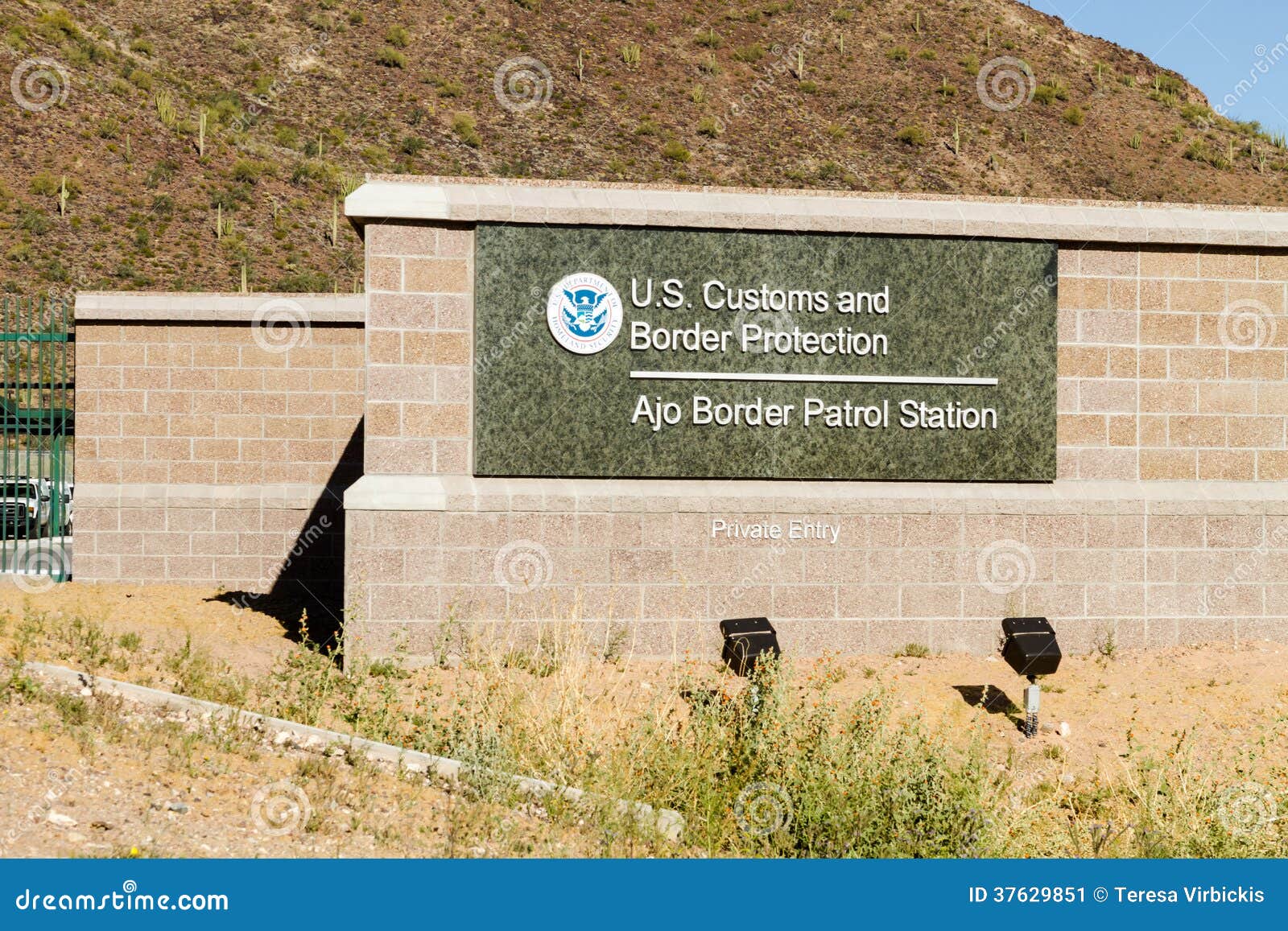 International Border editorial photo. Image of sign, vacation - 37629851
