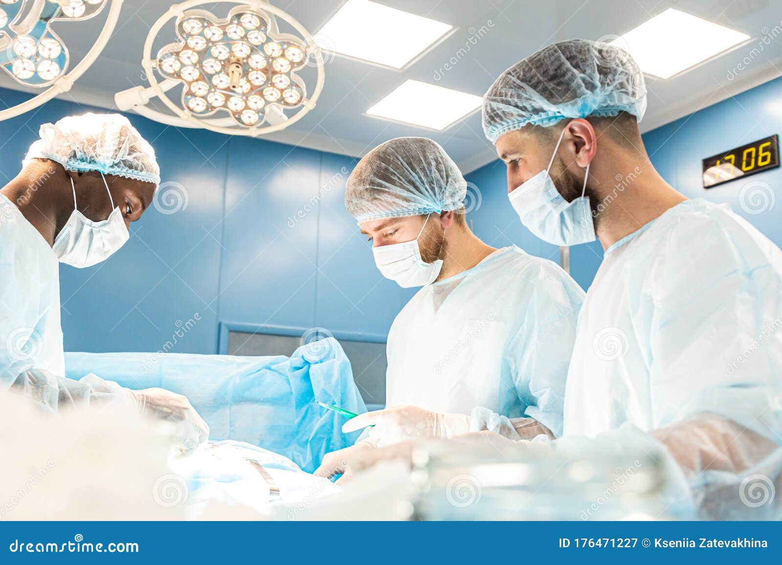An International Team of Doctors Performs a Complex Surgical Operation ...