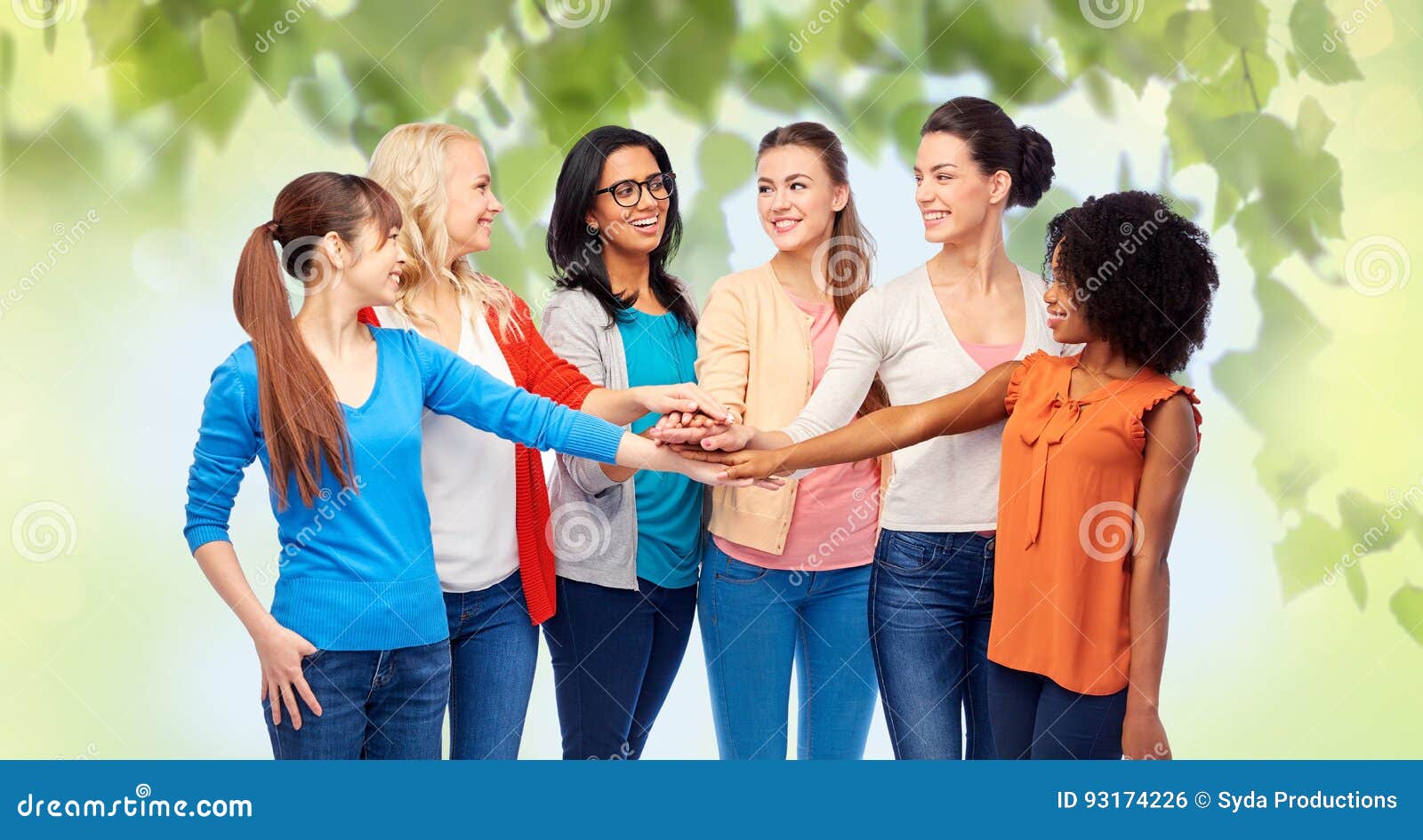 Internationale Groep Vrouwen Met Handen Samen Stock Foto - Image of ...
