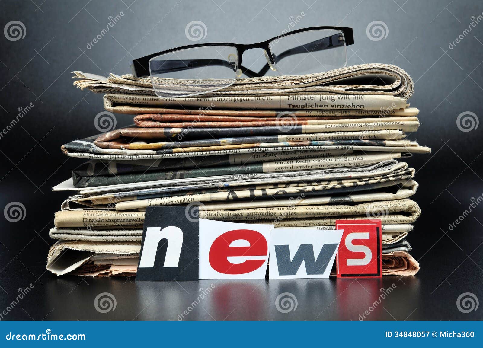 Internationale Kranten stock afbeelding. Image of redactie - 34848057