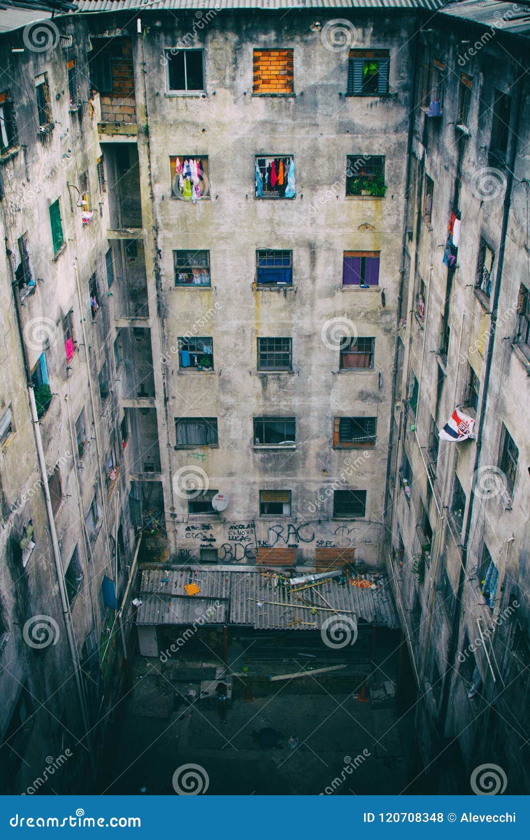 Interne Mening Van Een Verticale Krottenwijk Redactionele Stock Foto ...