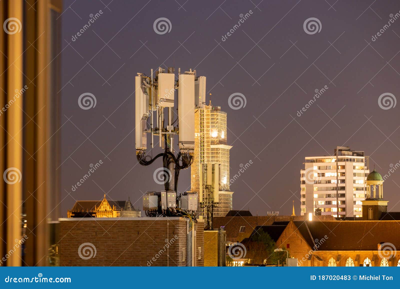 Internet Connection Tower at Night with 5G Network in an Urban Setting ...