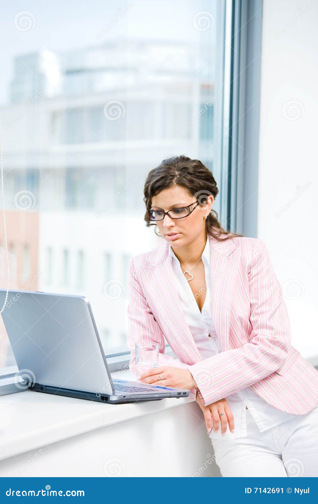 Internet De La Ojeada De La Empresaria Imagen de archivo - Imagen de ...