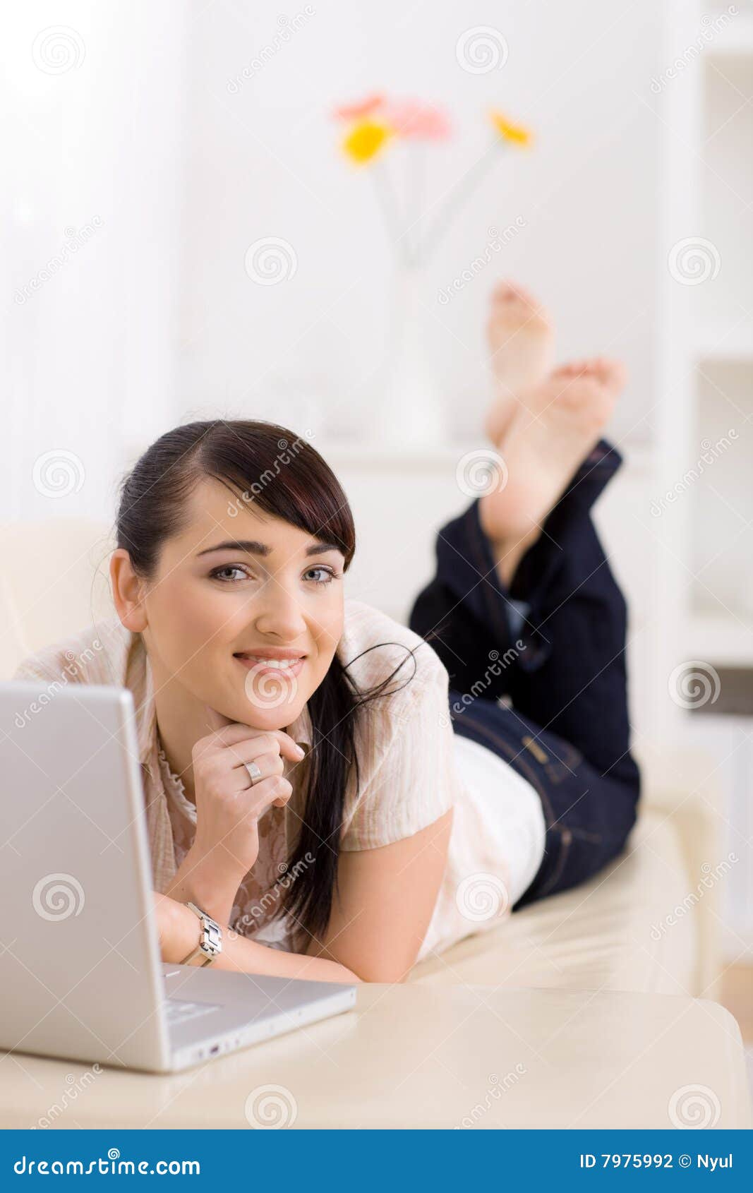 Internet De La Ojeada De La Mujer Foto de archivo - Imagen de ...