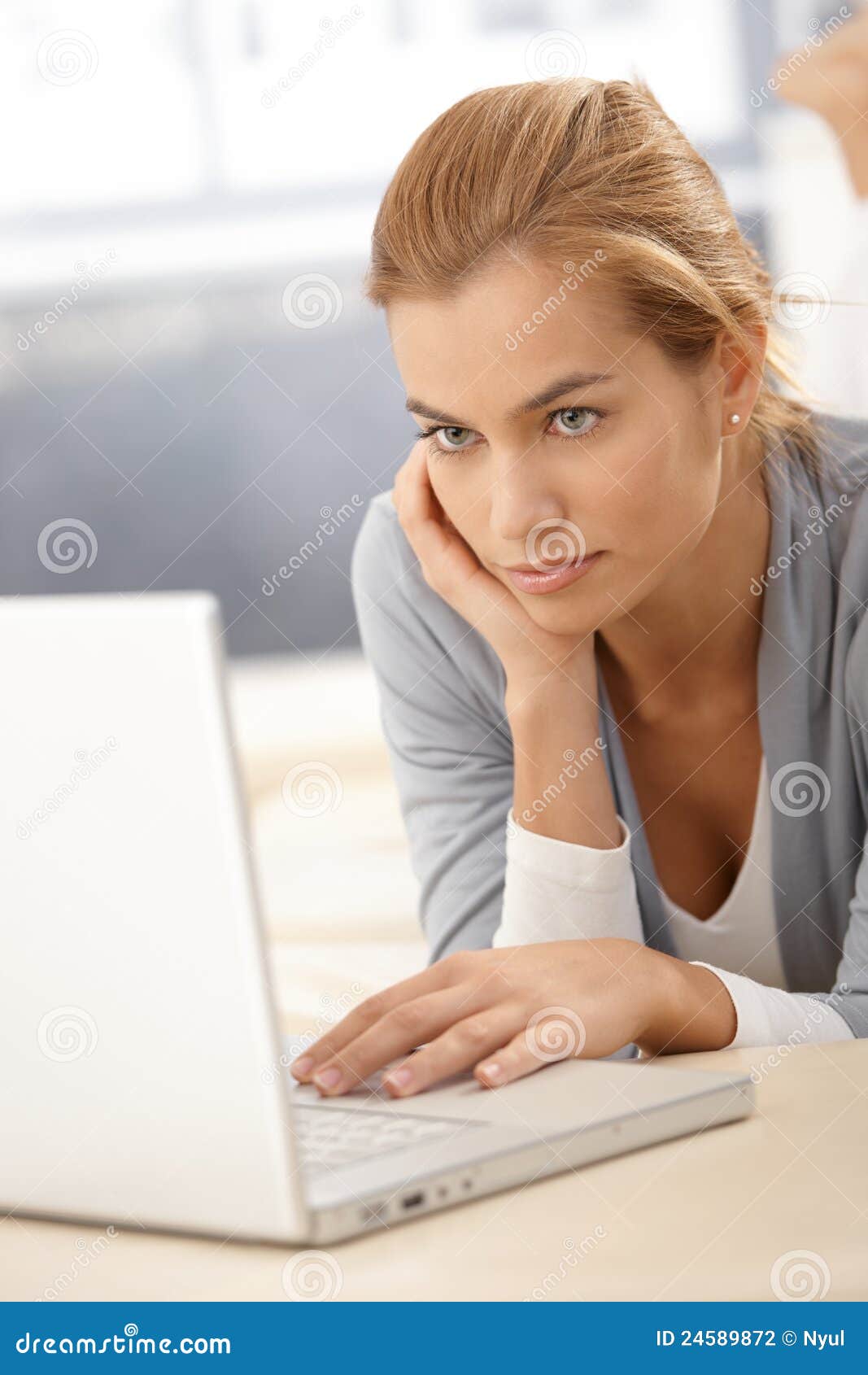 Internet De La Ojeada De La Mujer Joven Foto de archivo - Imagen de ...