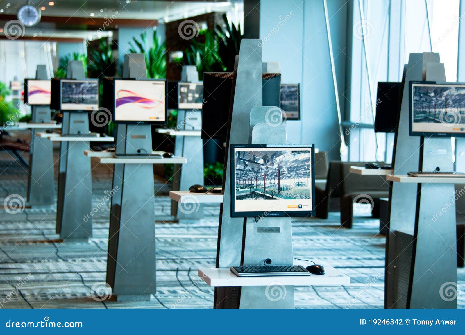 Internet Facility editorial photography. Image of browsing - 19246342