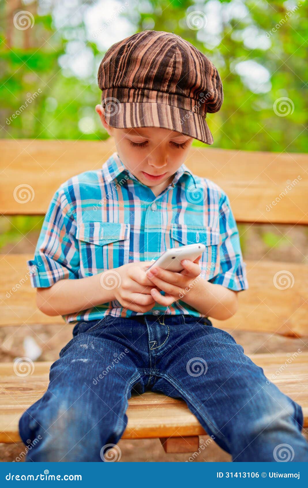 Internet Joven De La Ojeada Del Muchacho Foto de archivo - Imagen de ...