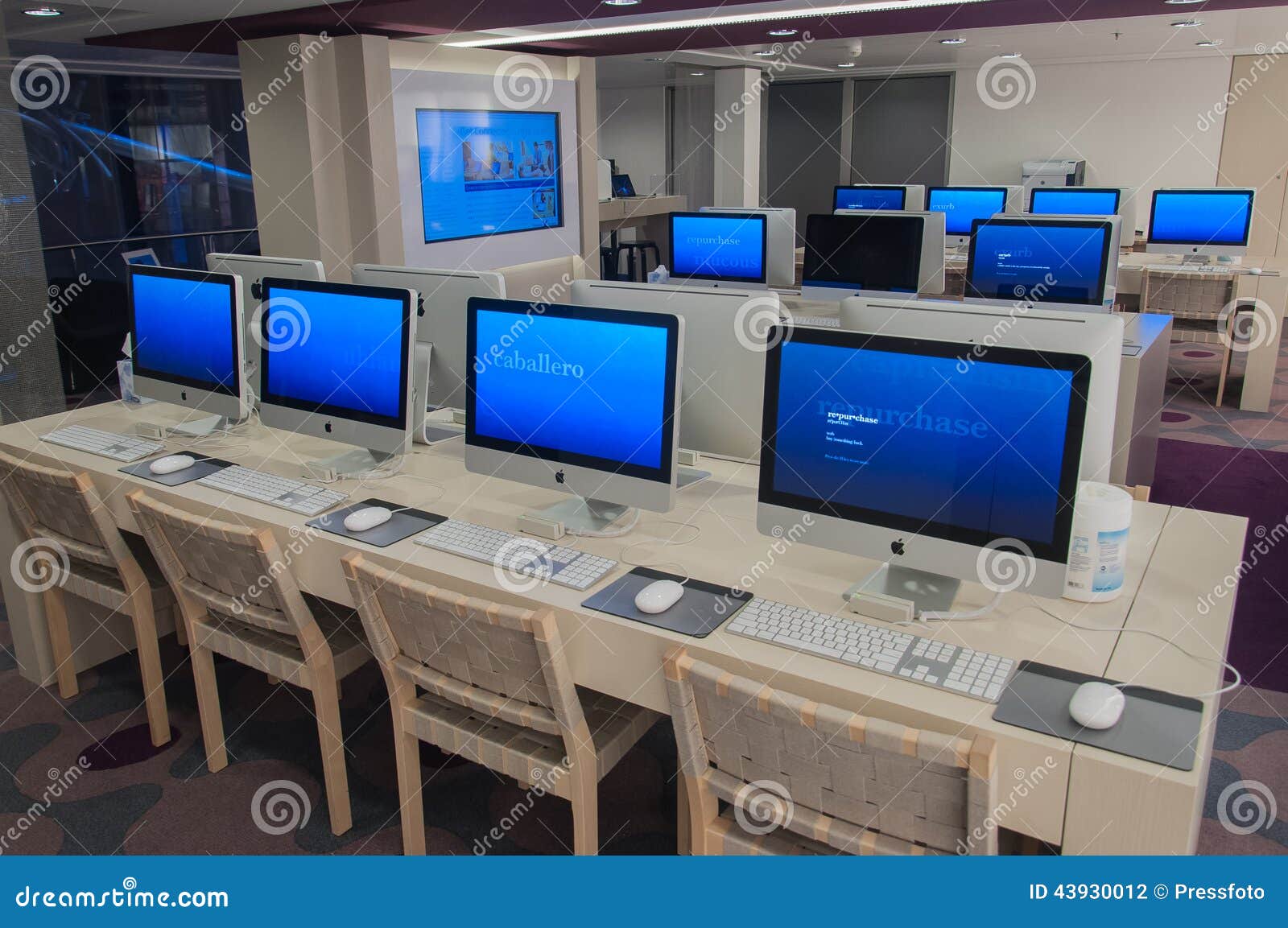 Internet room editorial photography. Image of knowledge - 43930012