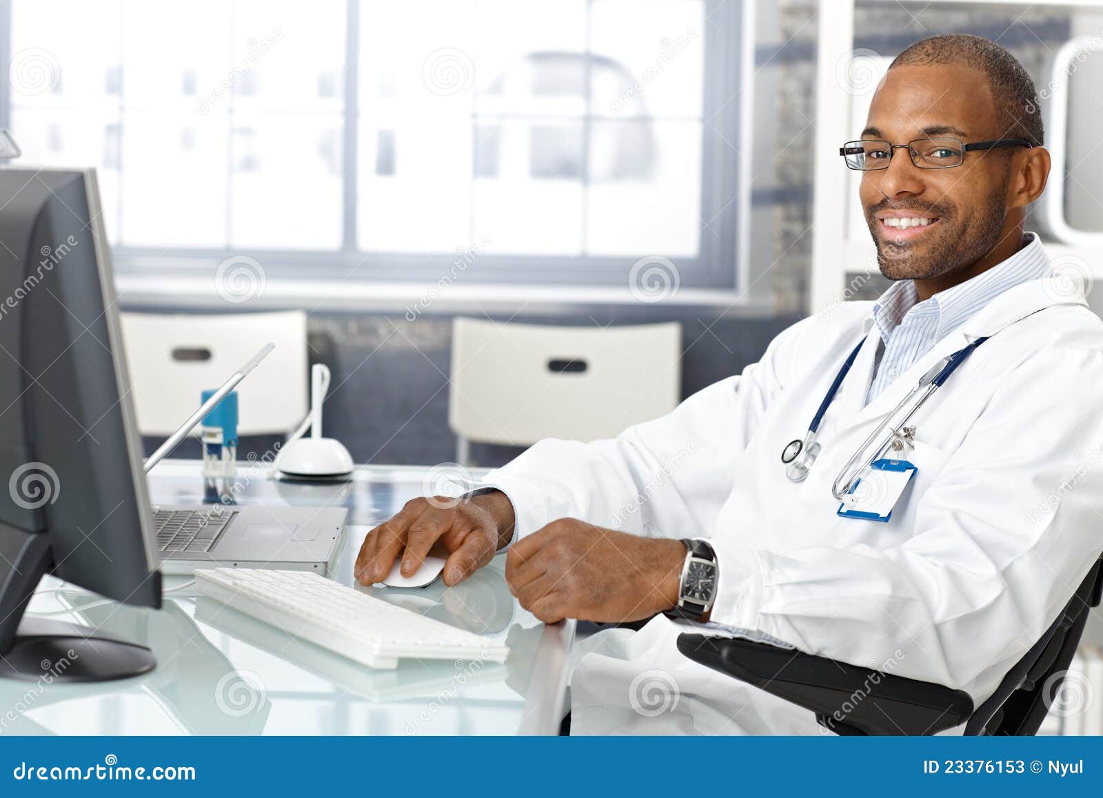 Internista alegre imagen de archivo. Imagen de médico - 23376153