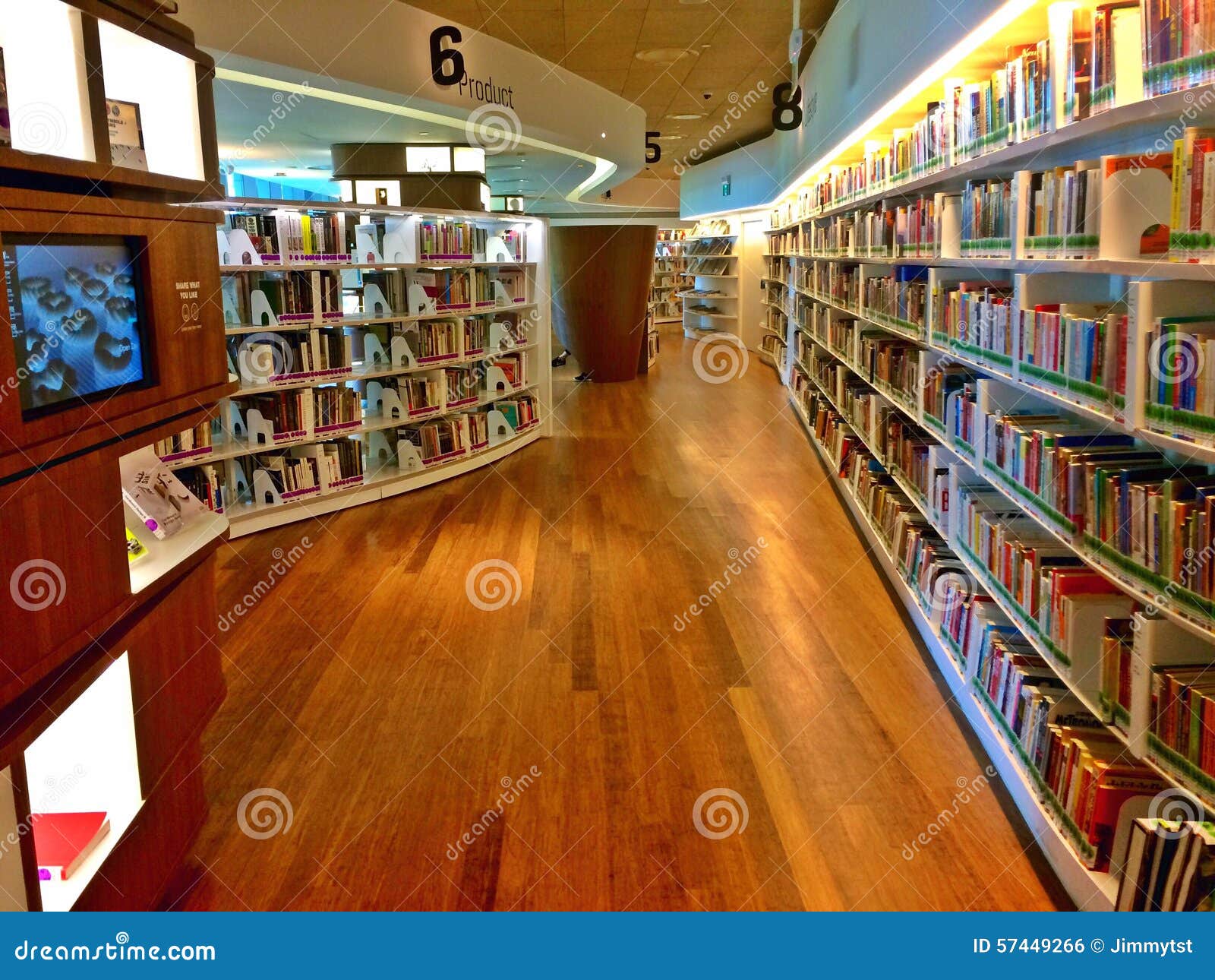 Interno Delle Biblioteche Con Gli Scaffali Di Libro Fotografia ...