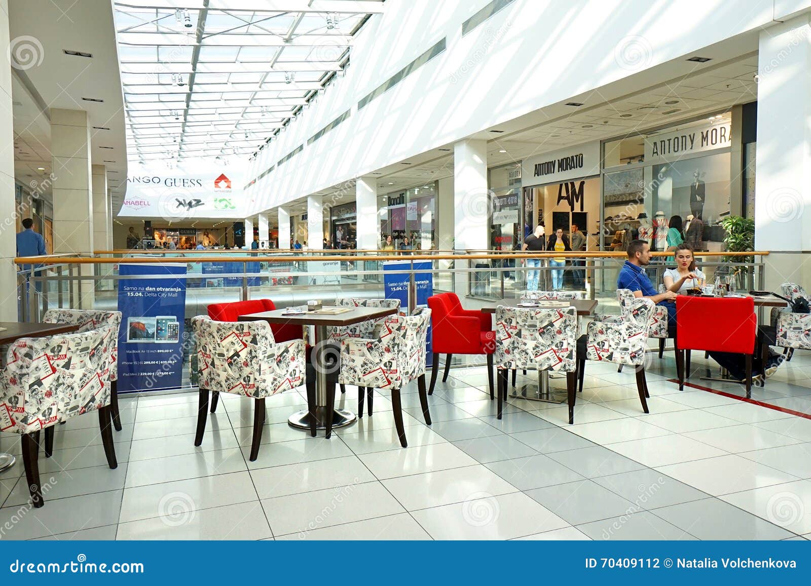 Interno Di Un Centro Commerciale Moderno Fotografia Editoriale ...