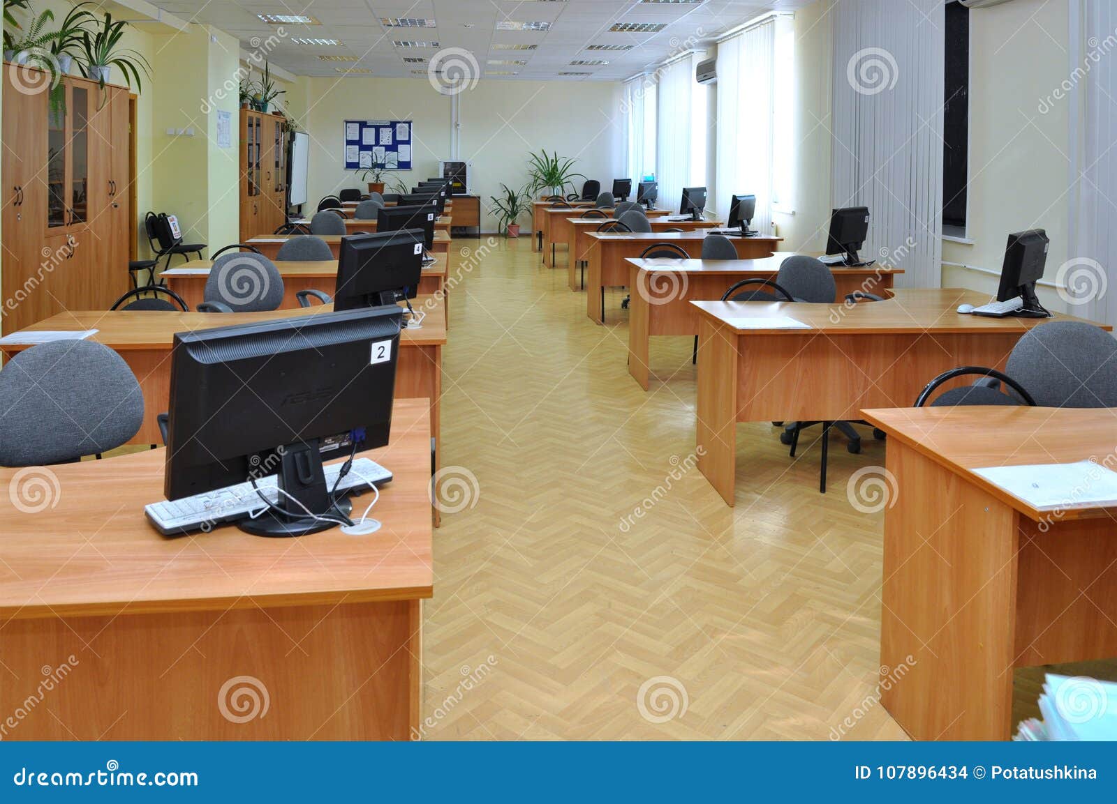 Interno Di Una Classe Vuota Del Computer a Scuola Immagine Stock ...