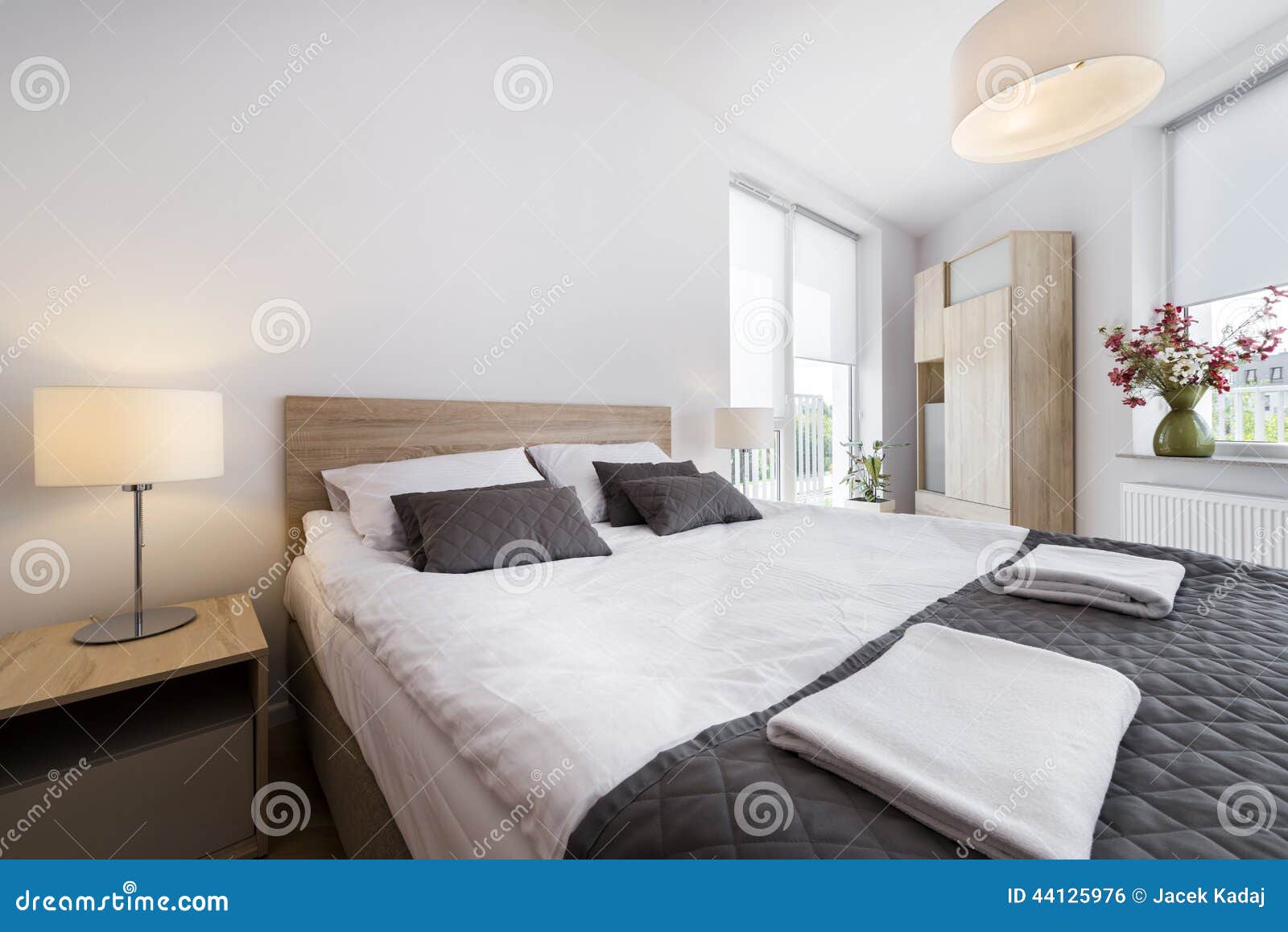 Interno Moderno E Comodo Della Camera Da Letto Fotografia Stock ...