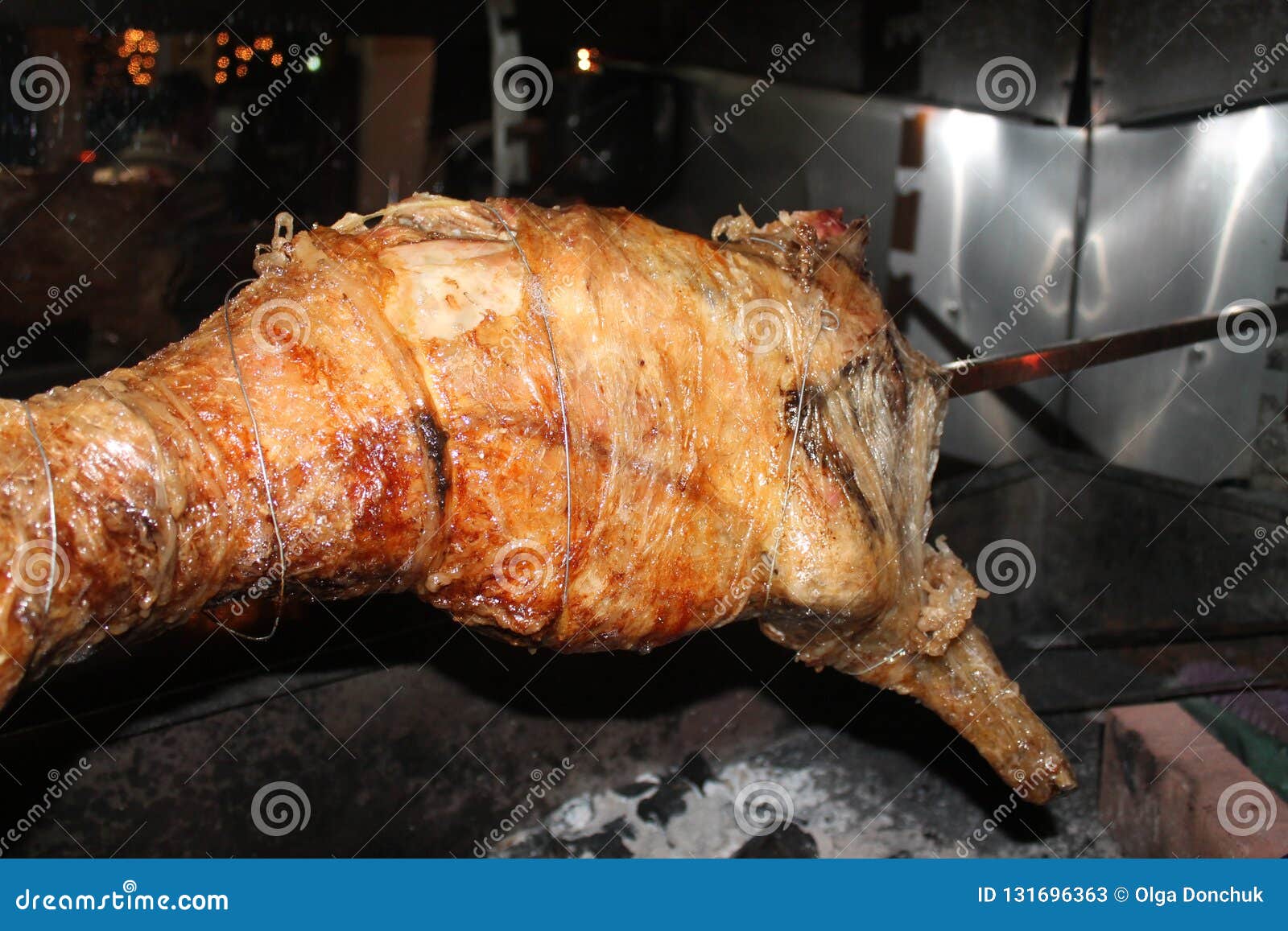 Intero Agnello Arrostito Sputo Immagine Stock - Immagine di infilzato ...