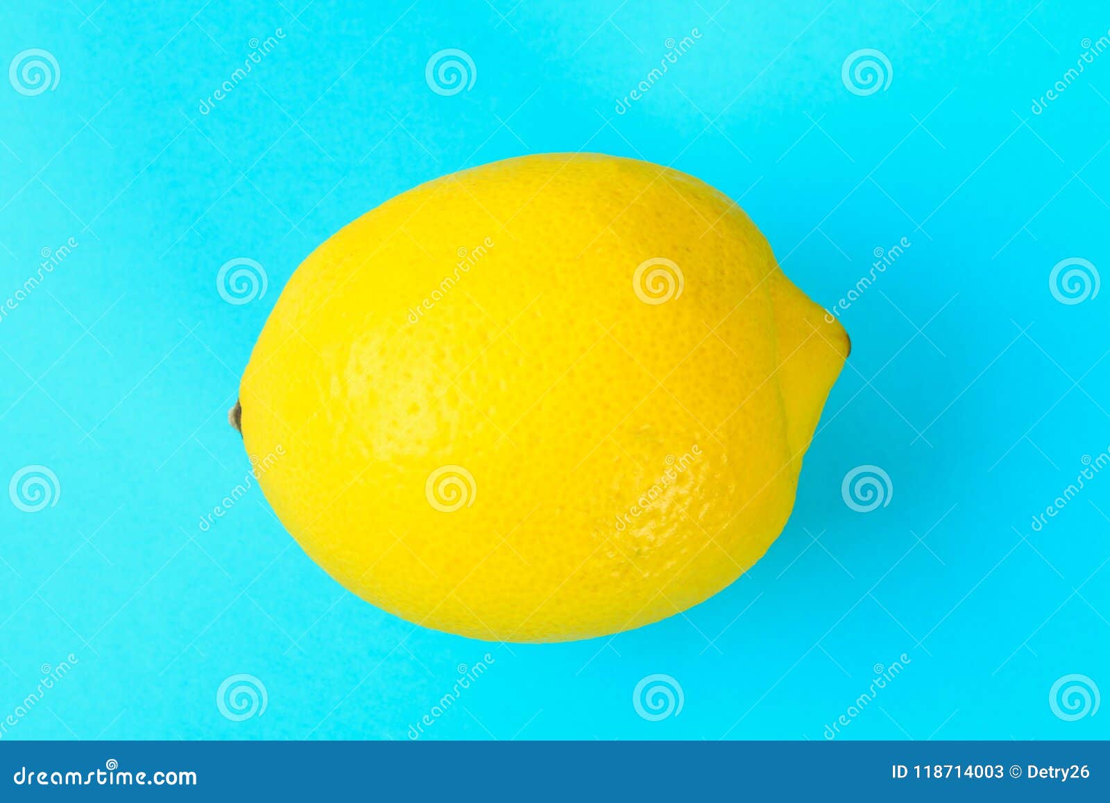 Intero Limone Giallo Su Un Fondo Blu Pastello Immagine Stock - Immagine ...