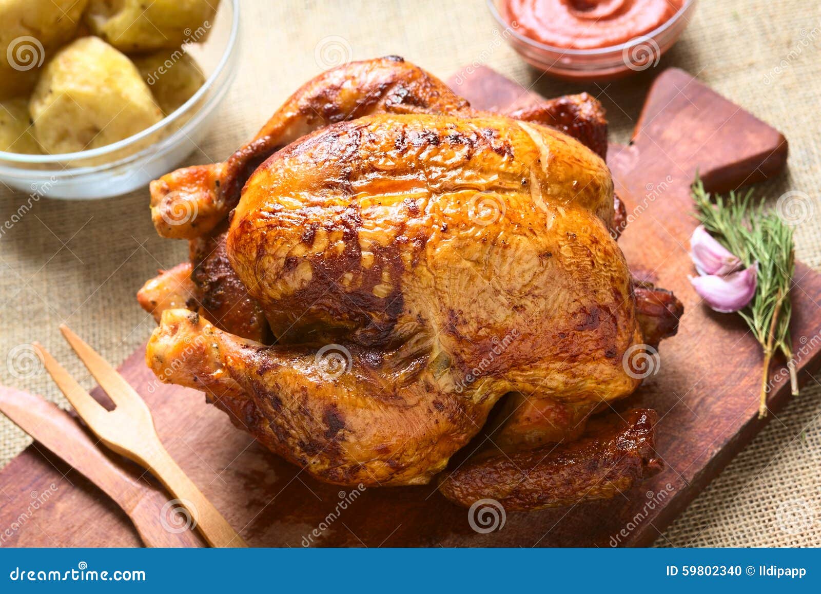 Intero pollo arrostito fotografia stock. Immagine di cotto - 59802340