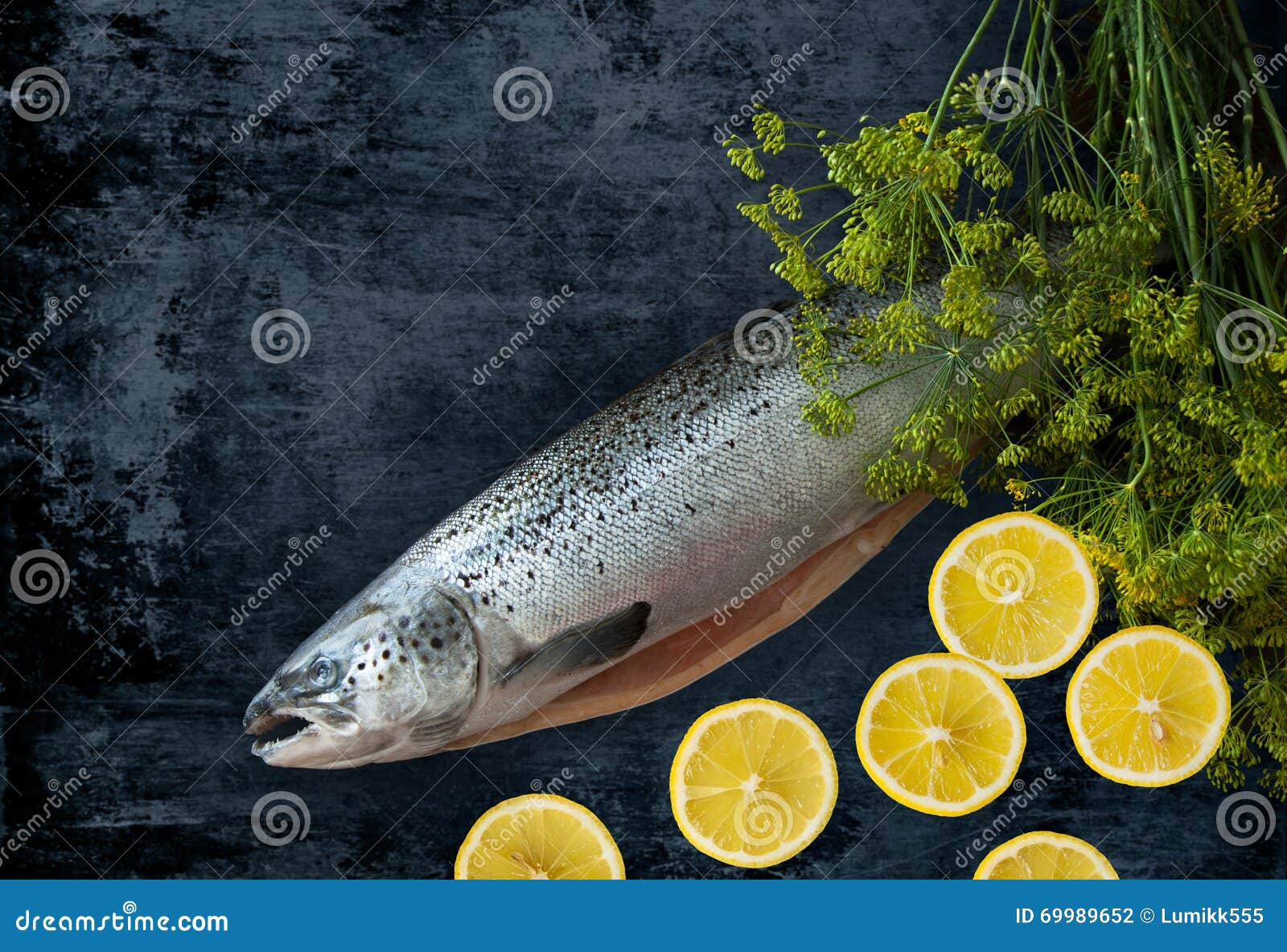 Intero Salmone Del Pesce Crudo Con I Limoni E L'aneto Fotografia Stock ...