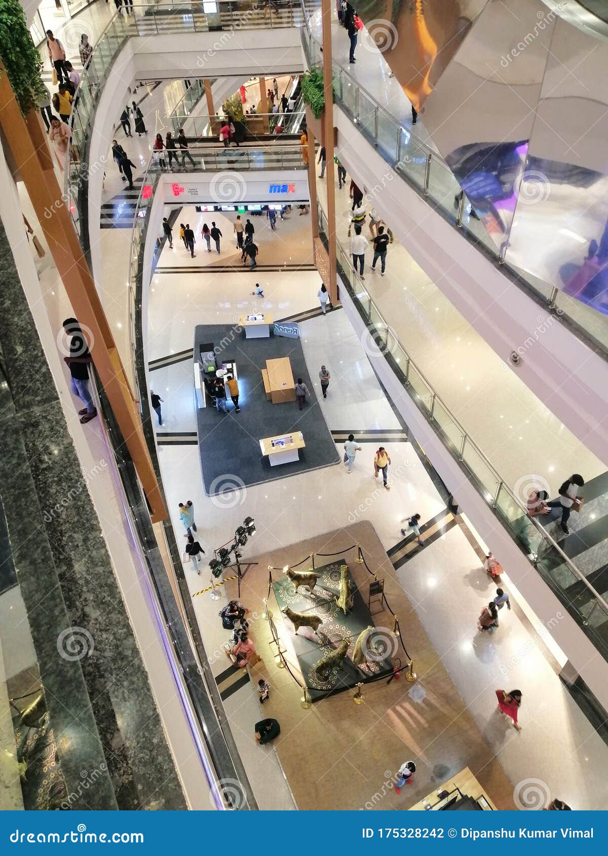 Interrior of Phoenix Mall Pune Editorial Photography - Image of beauty ...