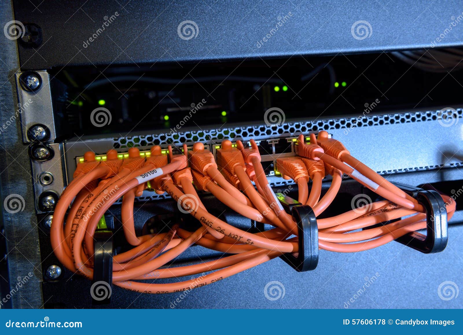 Interruptor De Internet Con Los Cables De Ethernet Foto de archivo ...