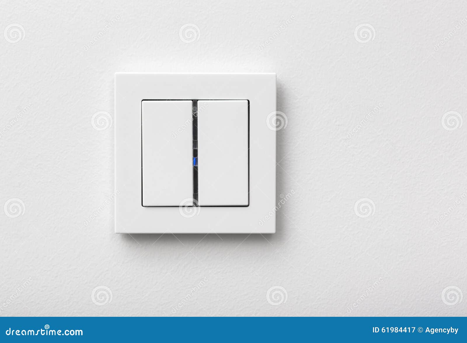 Interruptor De La Luz Moderno En La Pared Blanca Imagen de archivo ...