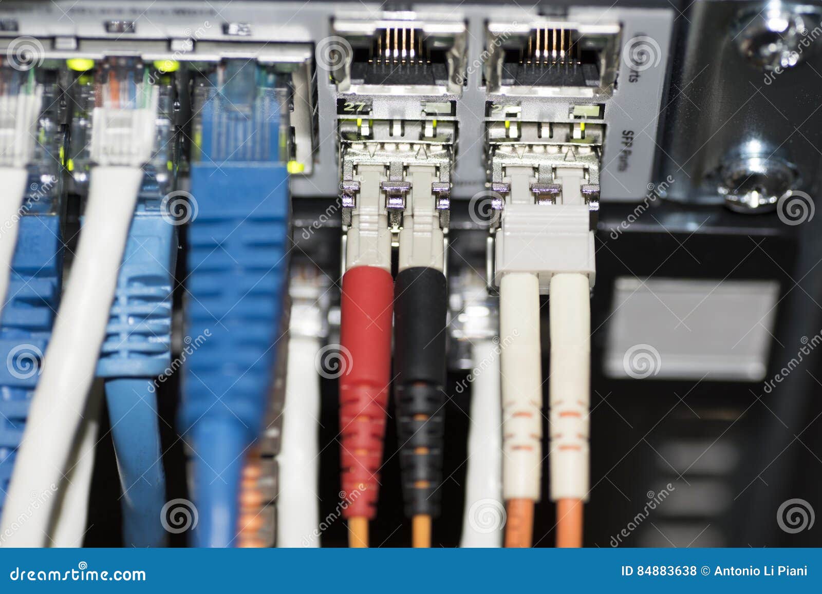 Interruptor De La Red De Ethernet Con Los Cables De Ethernet Foto de ...