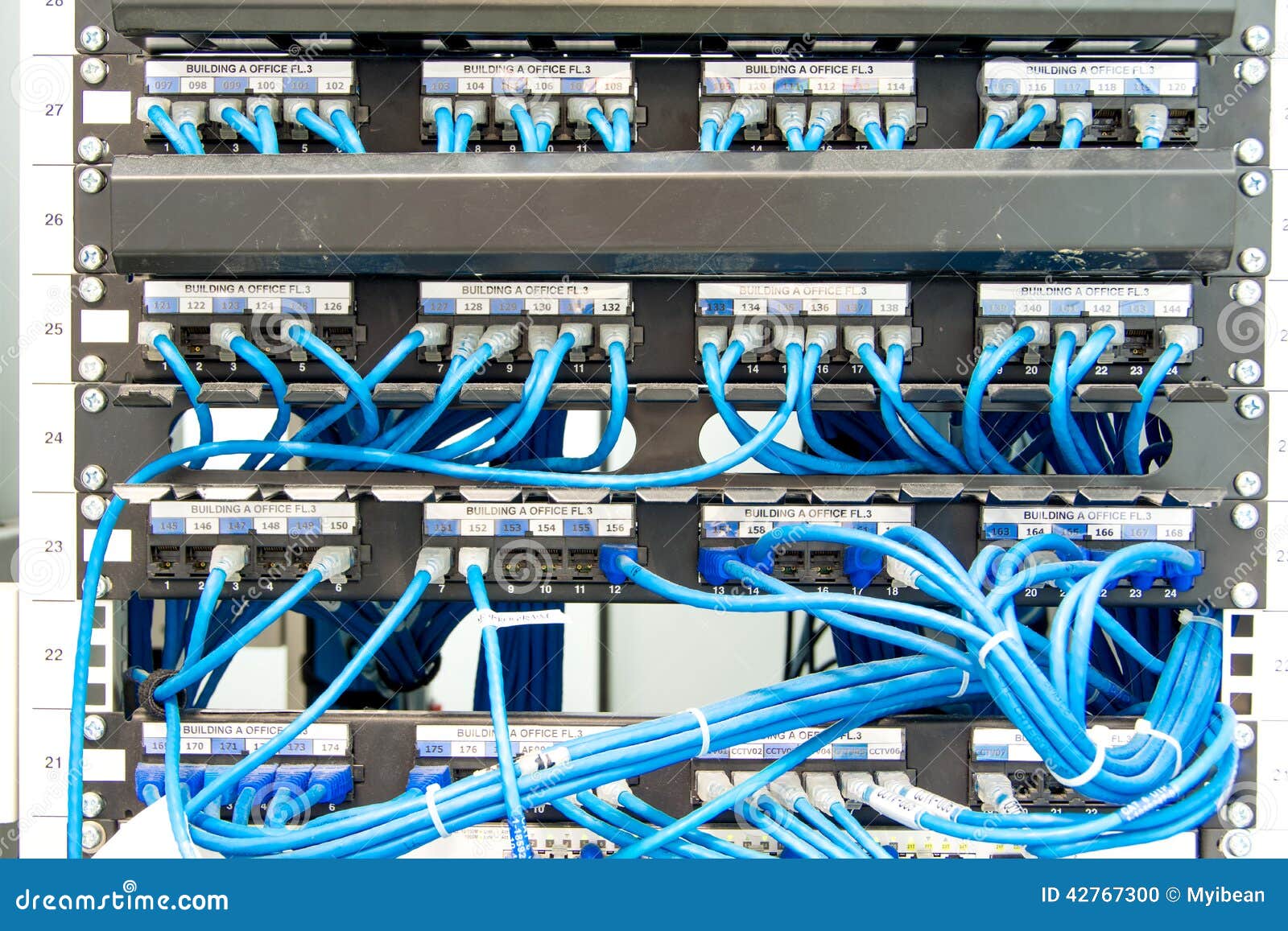 Interruptor De Red Y Cables De Ethernet De UPT Foto de archivo - Imagen ...