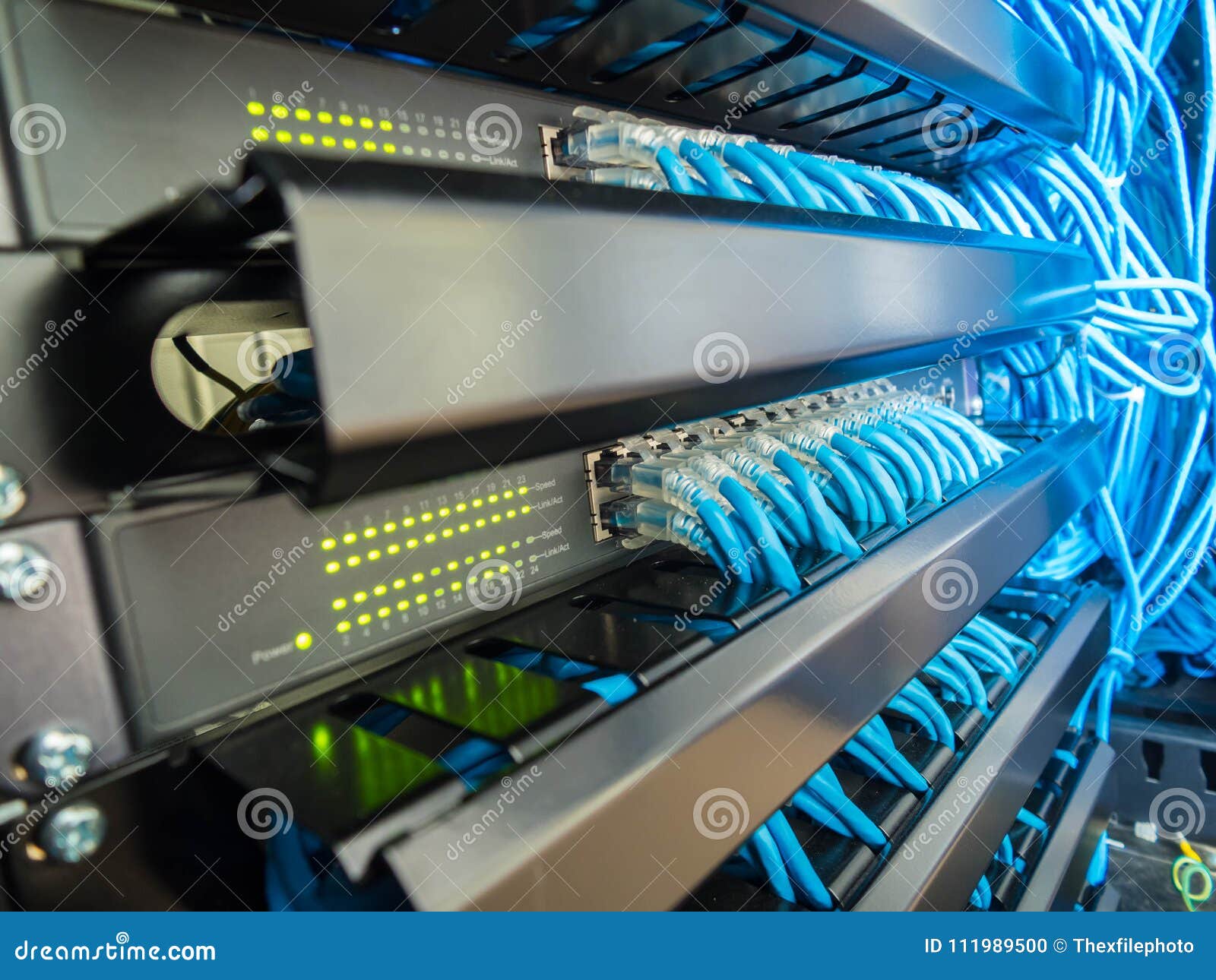 Interruptor De Red Y Cables De Ethernet Foto de archivo - Imagen de ...