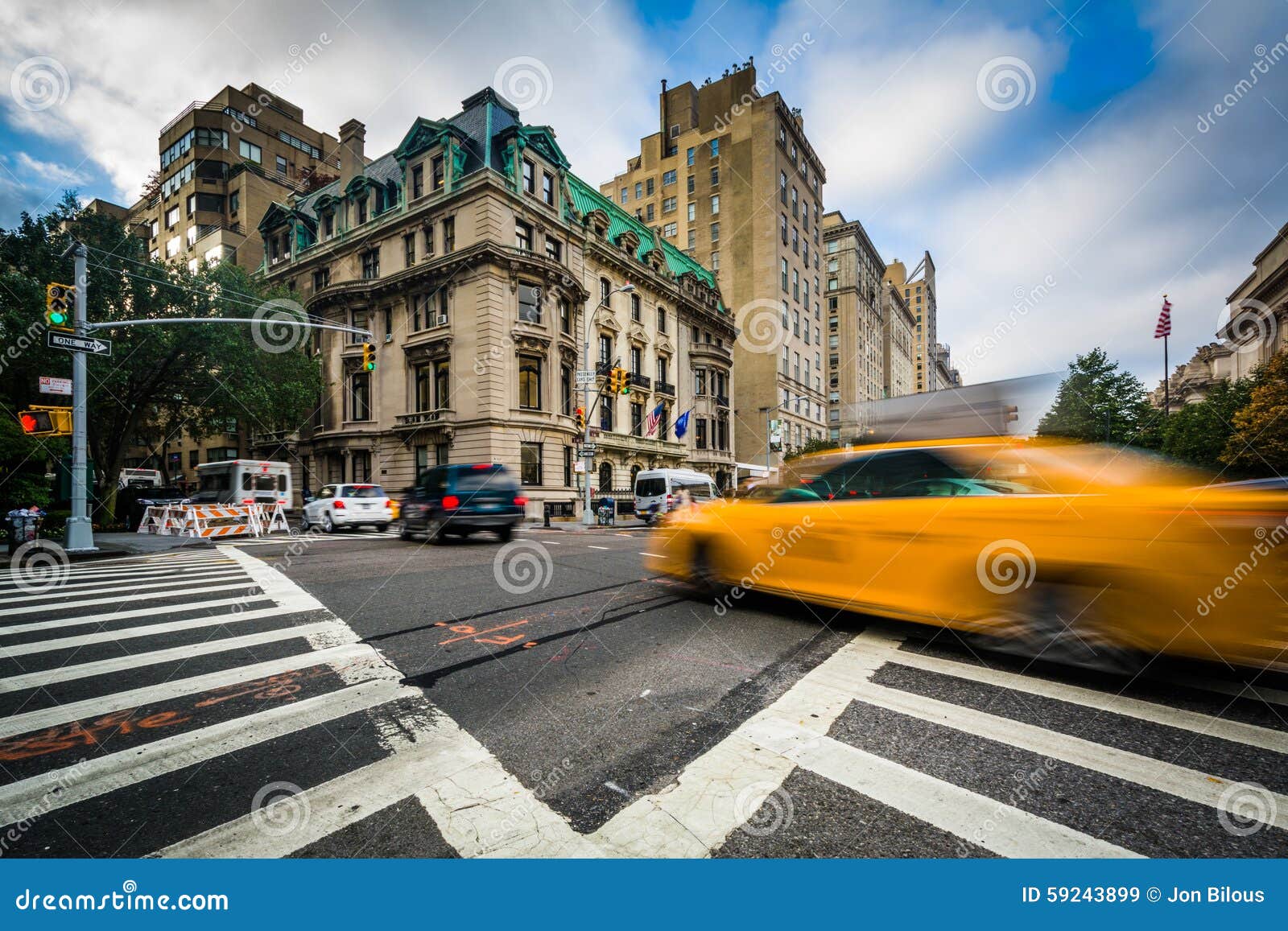 Intersection of 5th Avenue and 84th Street in the Upper East Sid Stock ...