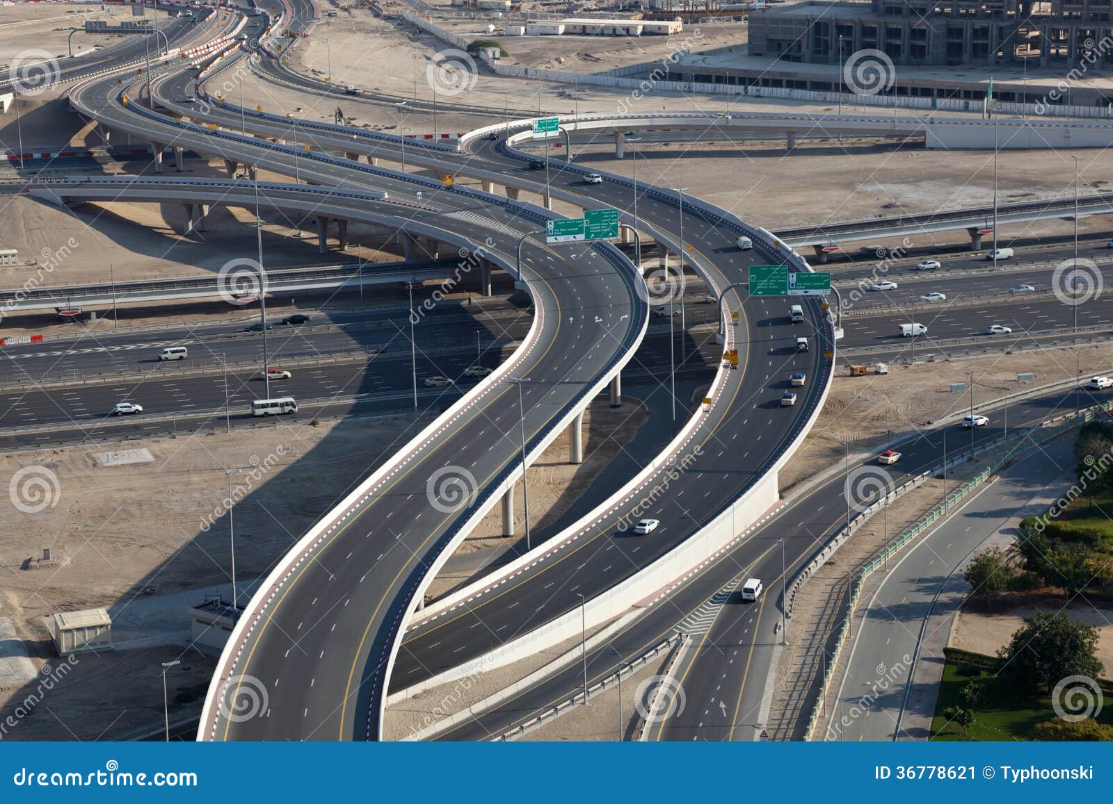 Intersezione Della Strada Principale Nel Dubai Immagine Stock ...