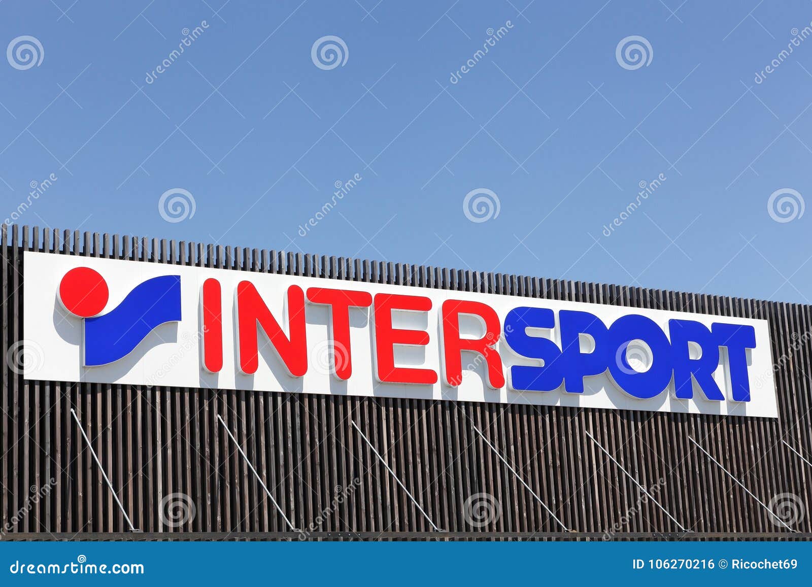Intersport-Logo Auf Einer Fassade Redaktionelles Foto - Bild von ...