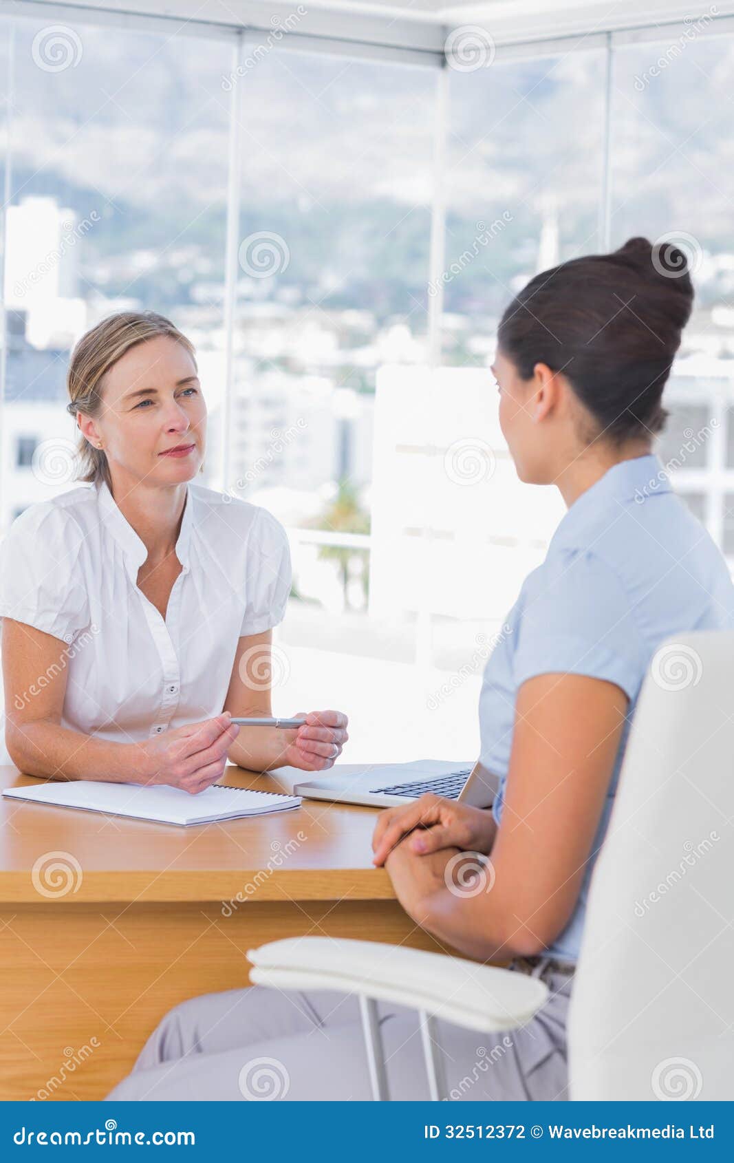 Interviewer En Geïnterviewde Die Samen Spreken Stock Foto - Image of ...