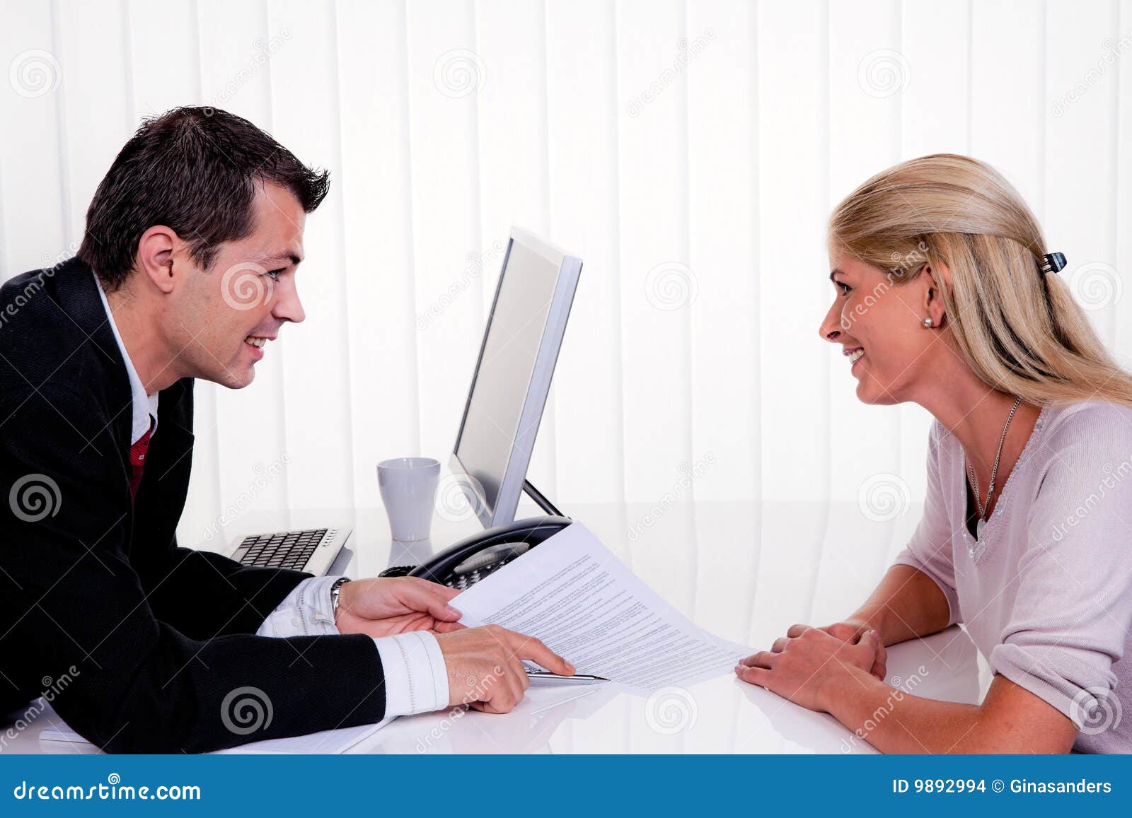 Intervista con un consulto fotografia stock. Immagine di commercio ...