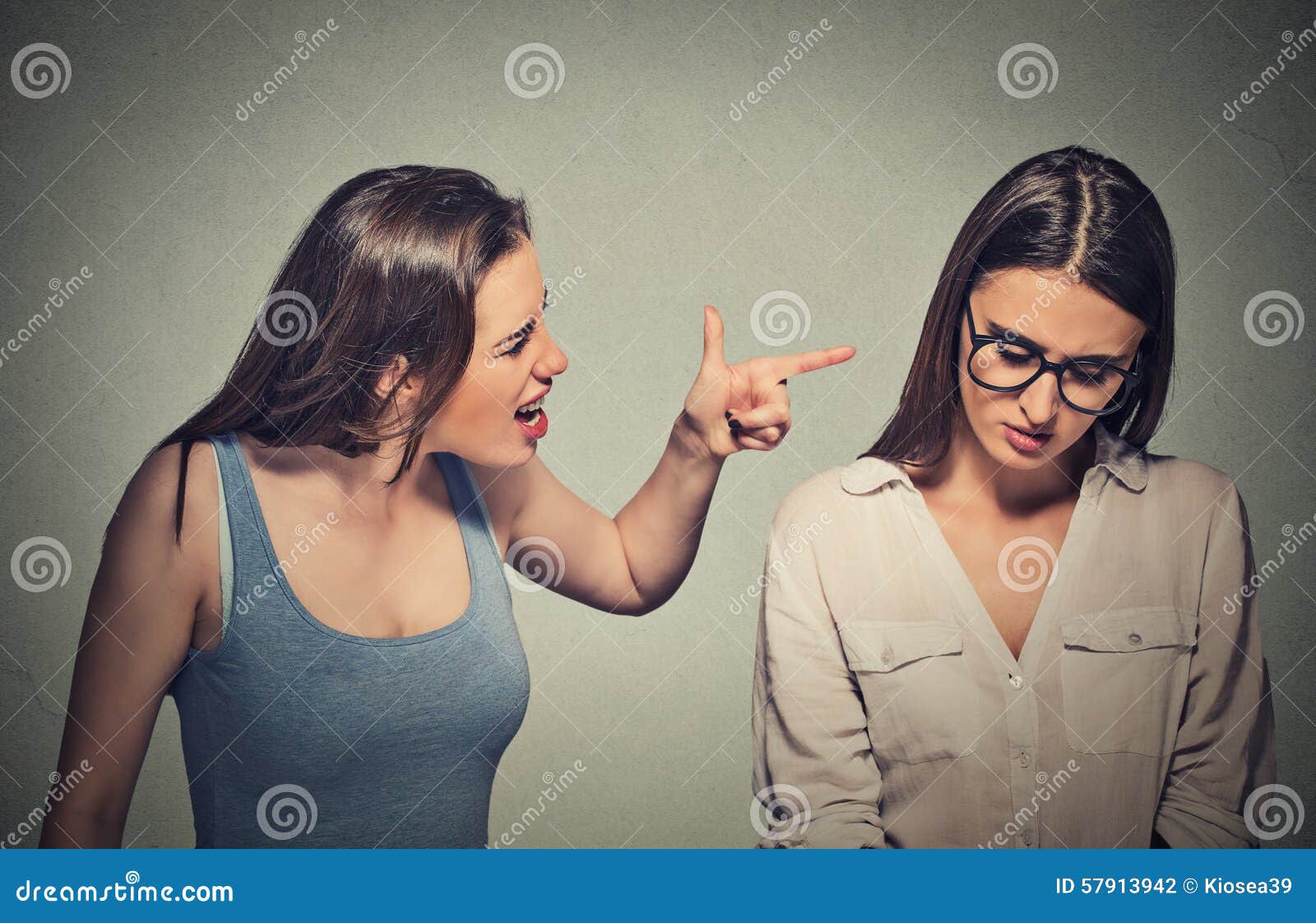 Intimidatie, Vriendschap En Mensenconcept Stock Foto - Image of nerd ...